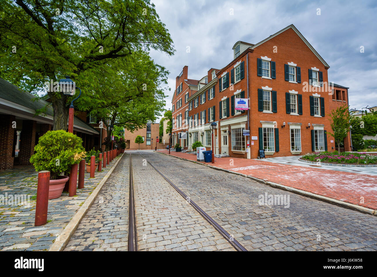 Brick buildings and cobblestone street at Head House Square, in Society ...