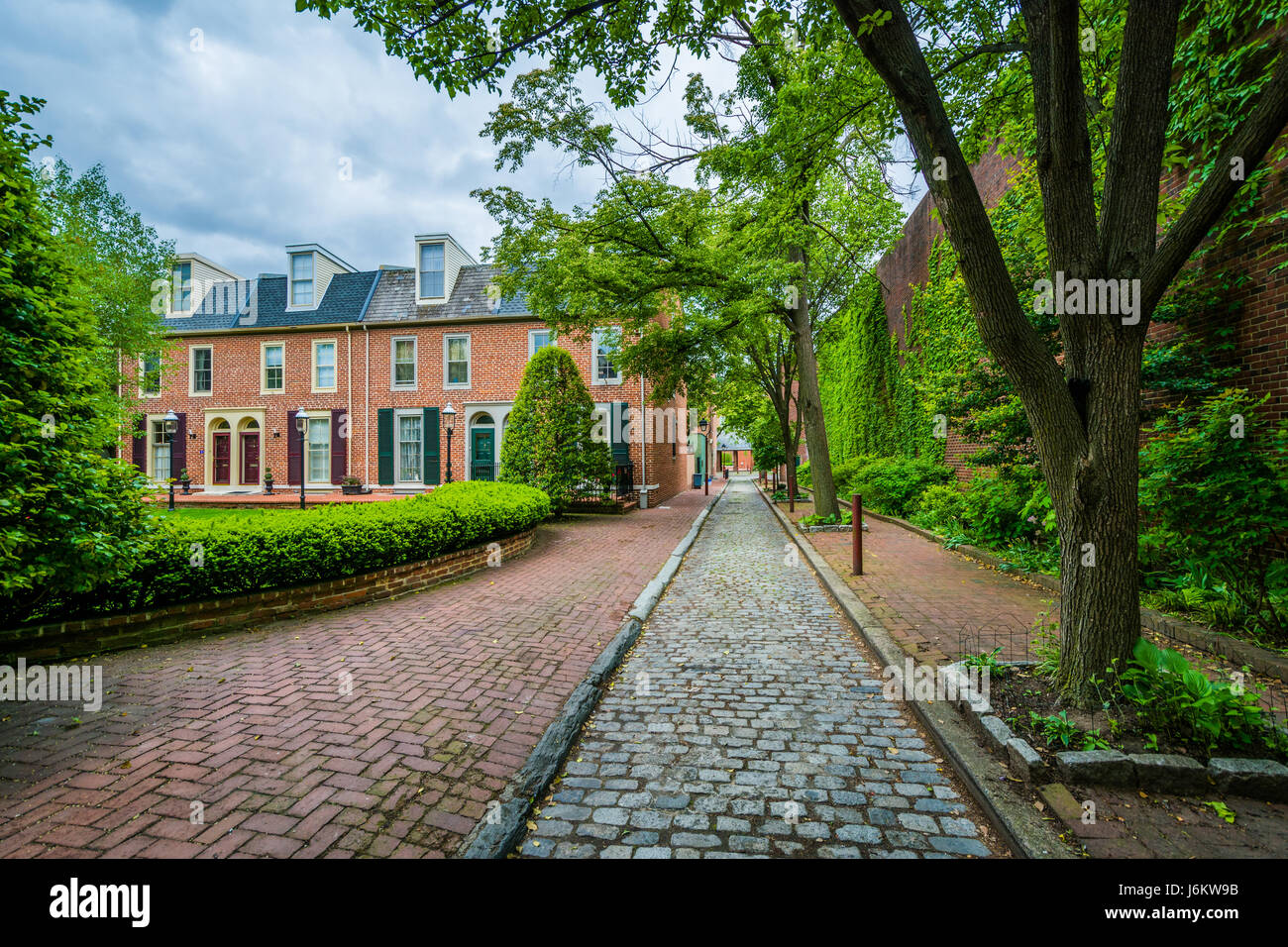 Cobblestone street and houses in Society Hill, Philadelphia ...