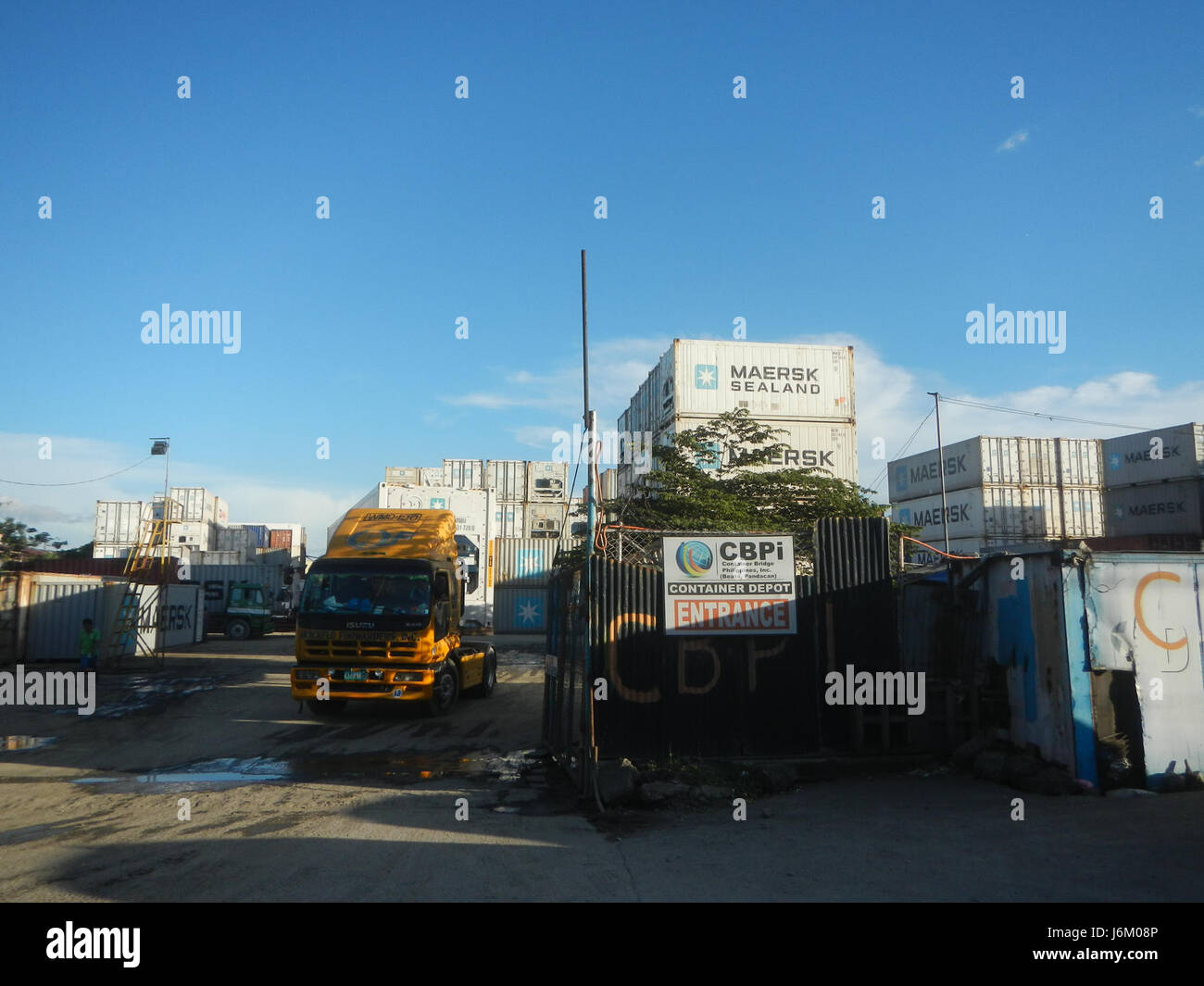 The Nagtahan Link Bridge, located in Manila, connects important roads ...