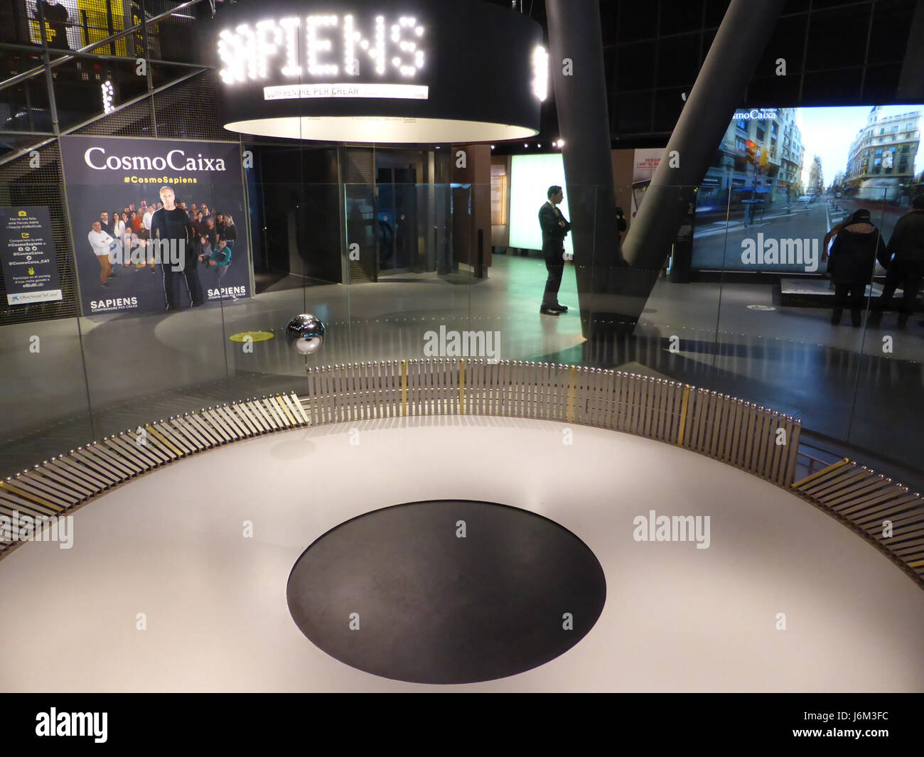 A photograph of the Foucault Pendulum at the CosmoCaixa Museum in ...