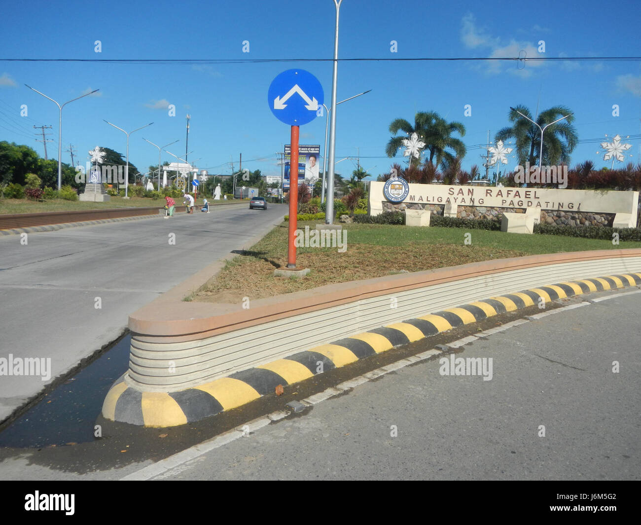 This image shows a welcome arch marking the boundary along the Pan ...