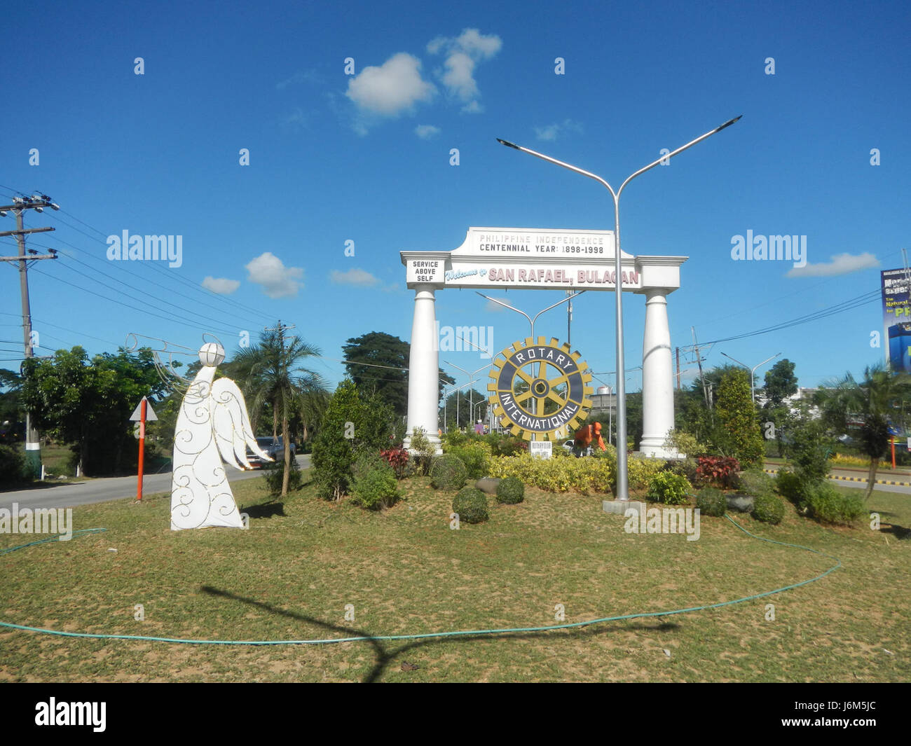 This image represents the Welcome Arch at the boundary of Baliuag and ...