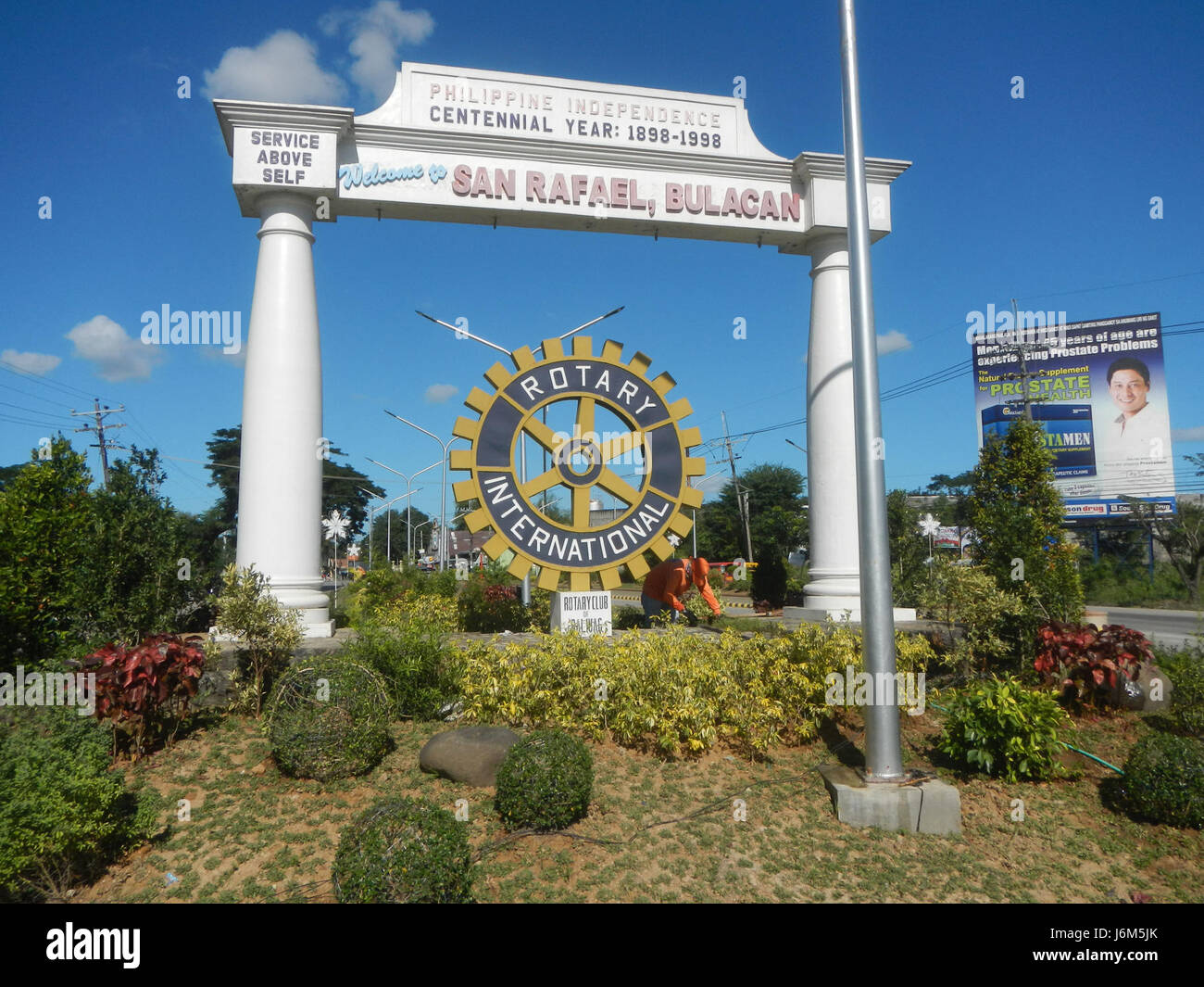This image shows the Welcome Arch boundary sign located along the Pan ...