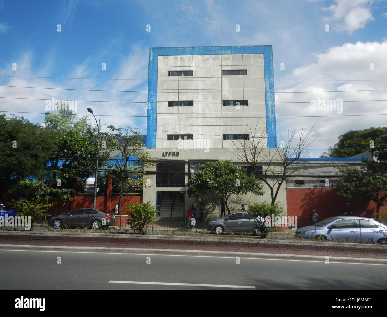 This image depicts EDSA East Avenue at Pinyahan, Quezon City, with the ...