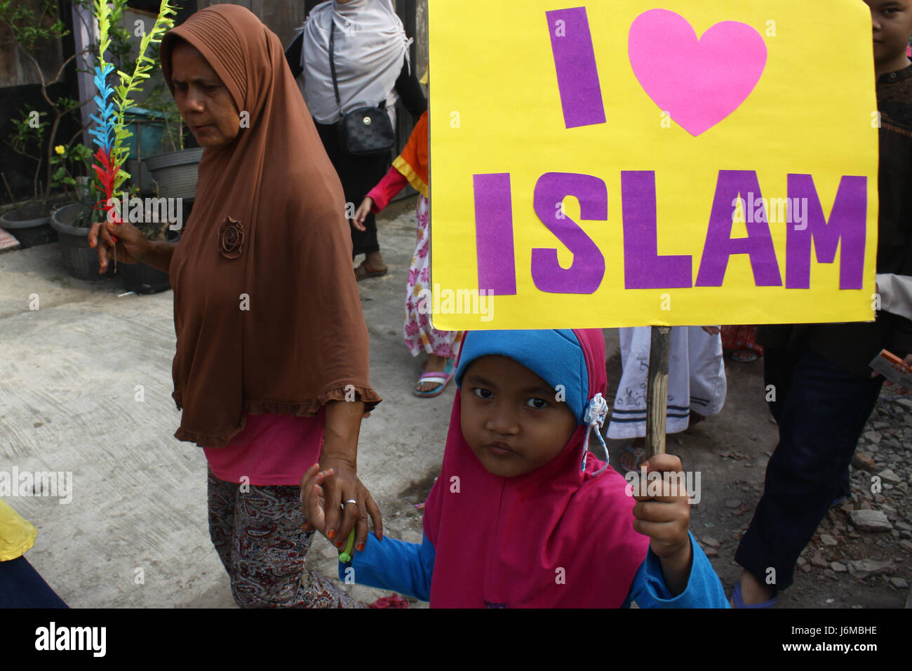 Cibitung Sub District, Indonesia. 21st May, 2017. Hundreds Muslims ...