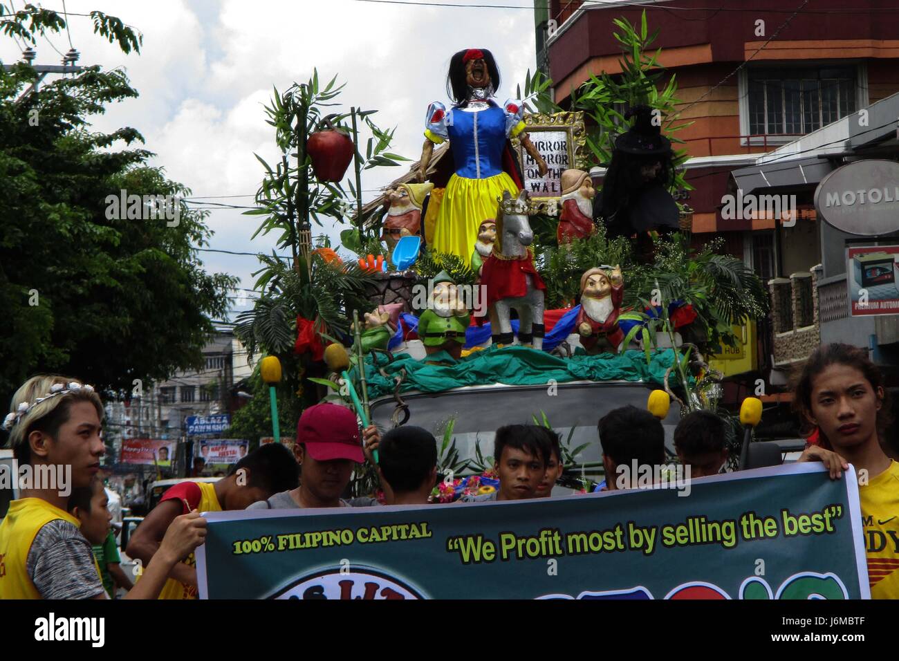 Quezon City, Philippines. 21st May, 2017. A lechon (roasted pig ...