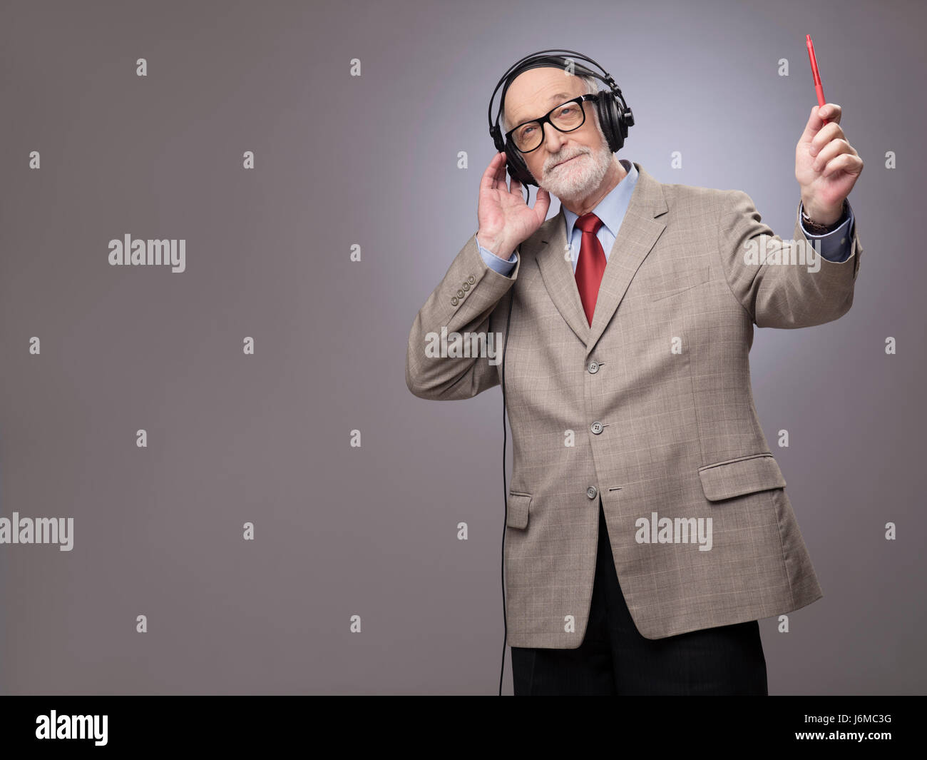 Elderly audio technology hi-res stock photography and images - Alamy