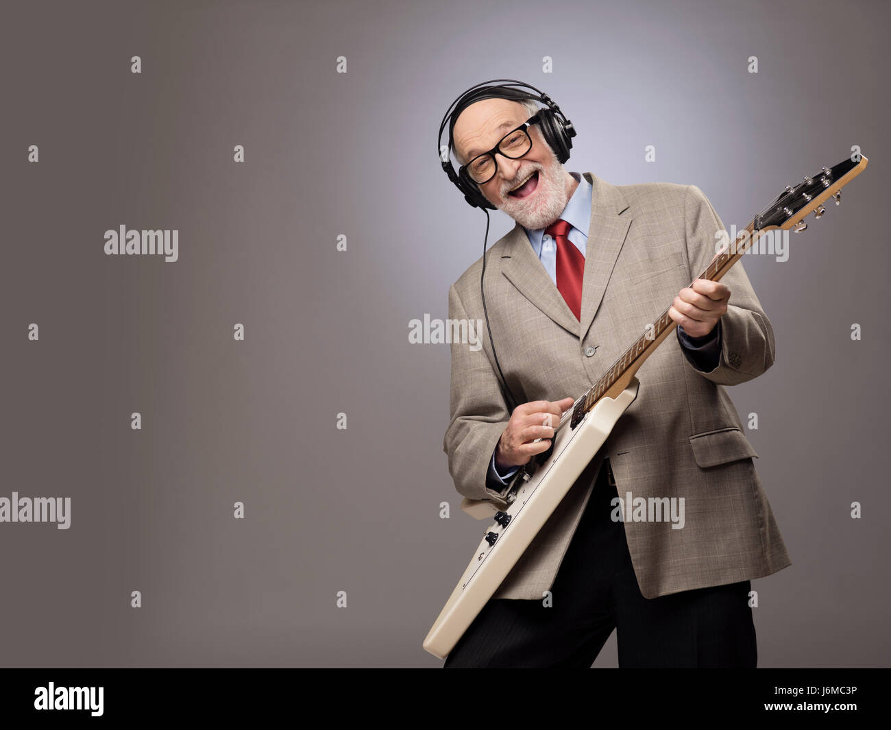 Senior guitarist hi-res stock photography and images - Alamy