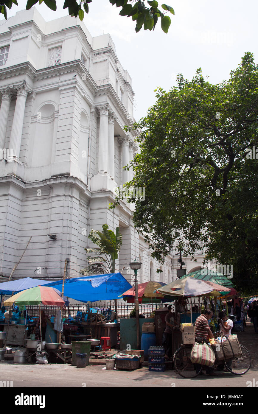 Market stalls and eateries on the pavement outside the Indian Museum ...