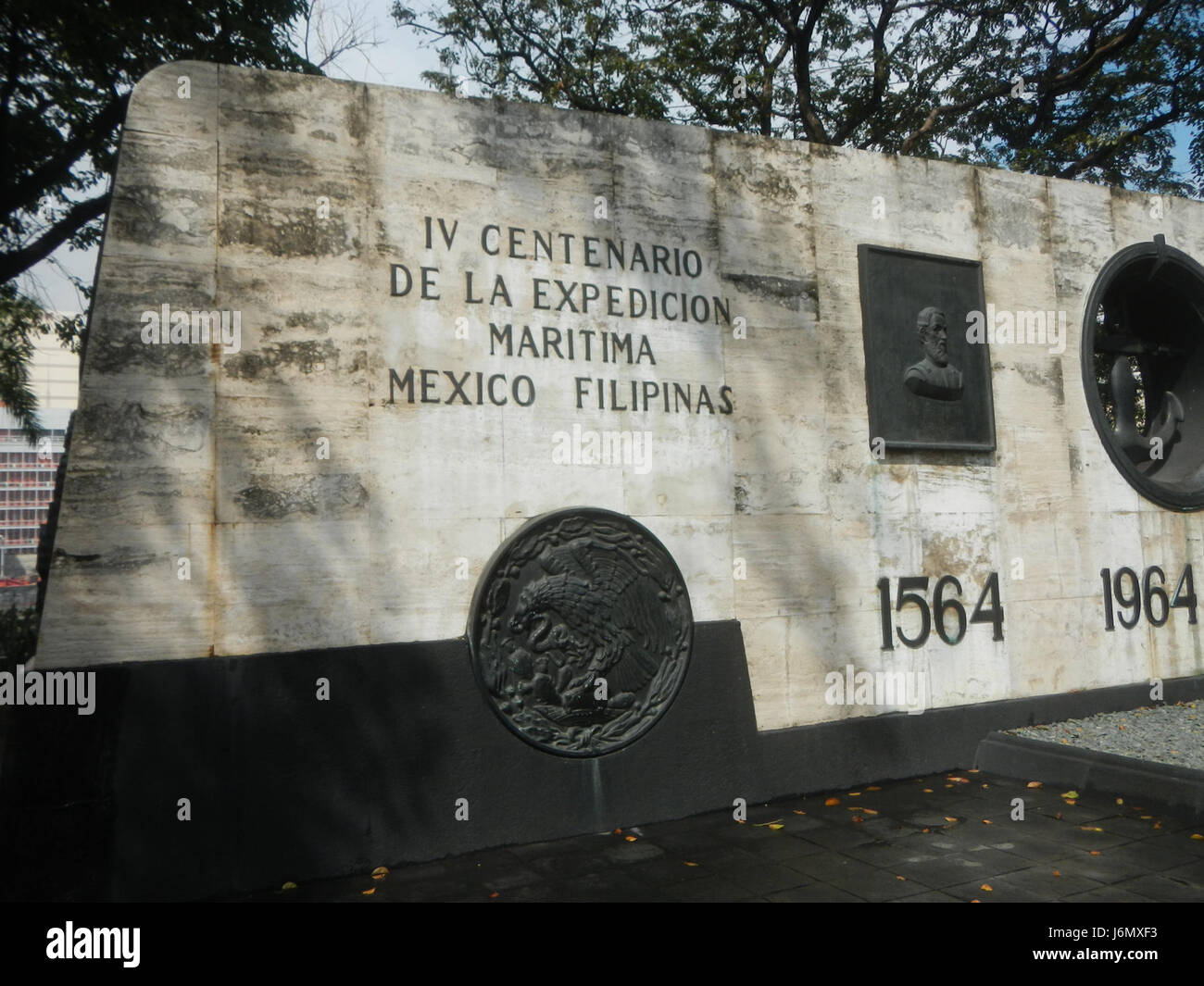 A photograph from 2006 showing the Pasig River, Plaza Mexico, and ...