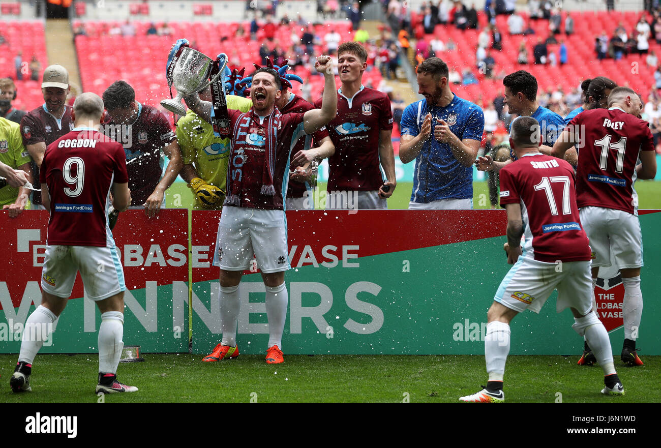 South Shields celebrate winning the Buildbase FA Vase Final at Wembley ...