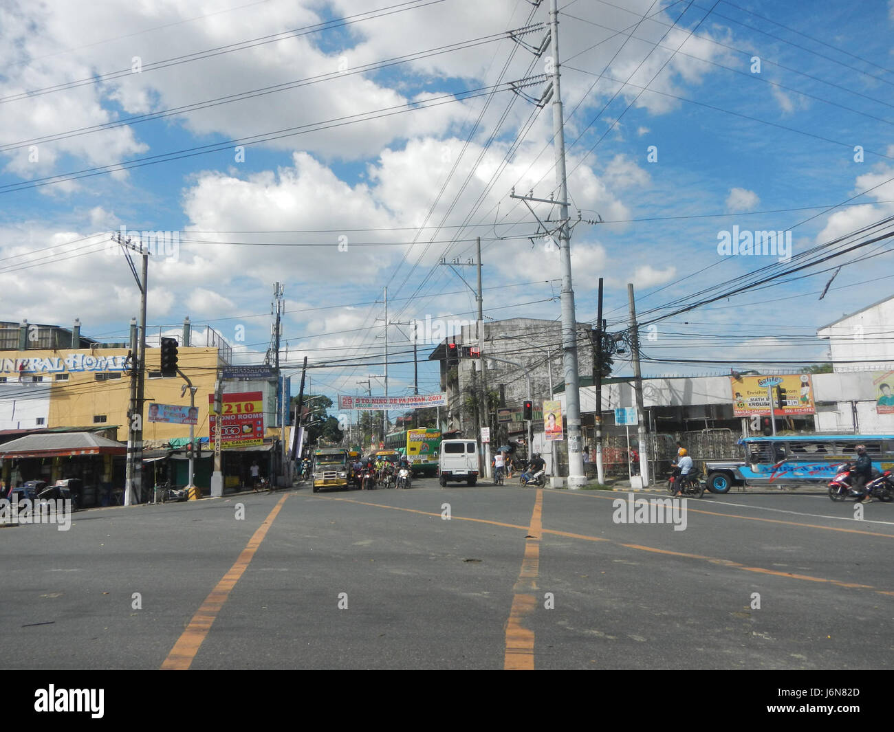 09212 Caloocan City A. Mabini Street C-4 Road Buildings Stock Photo - Alamy