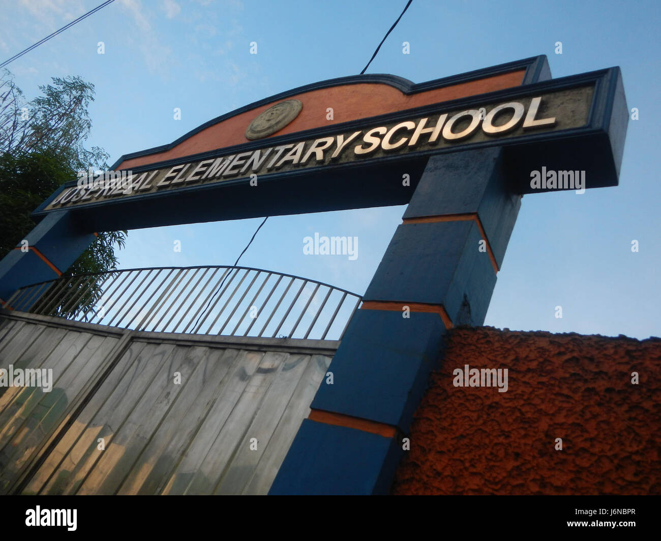 This image shows the pedestrian footbridge located in the Tayuman area ...