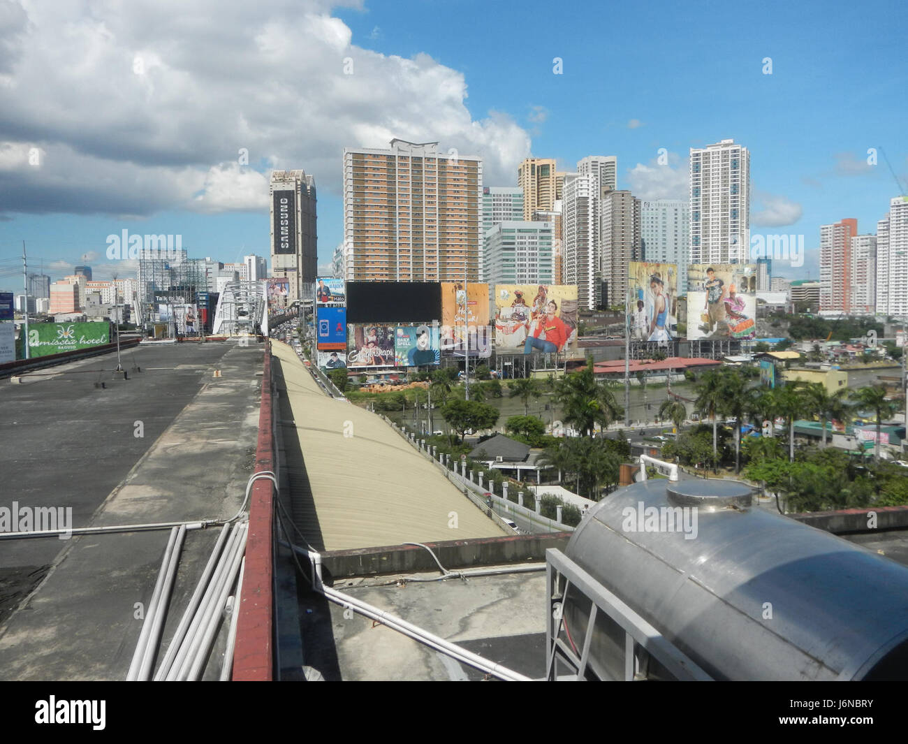 The Guadalupe Cloverleaf Interchange connects key roads in Mandaluyong ...