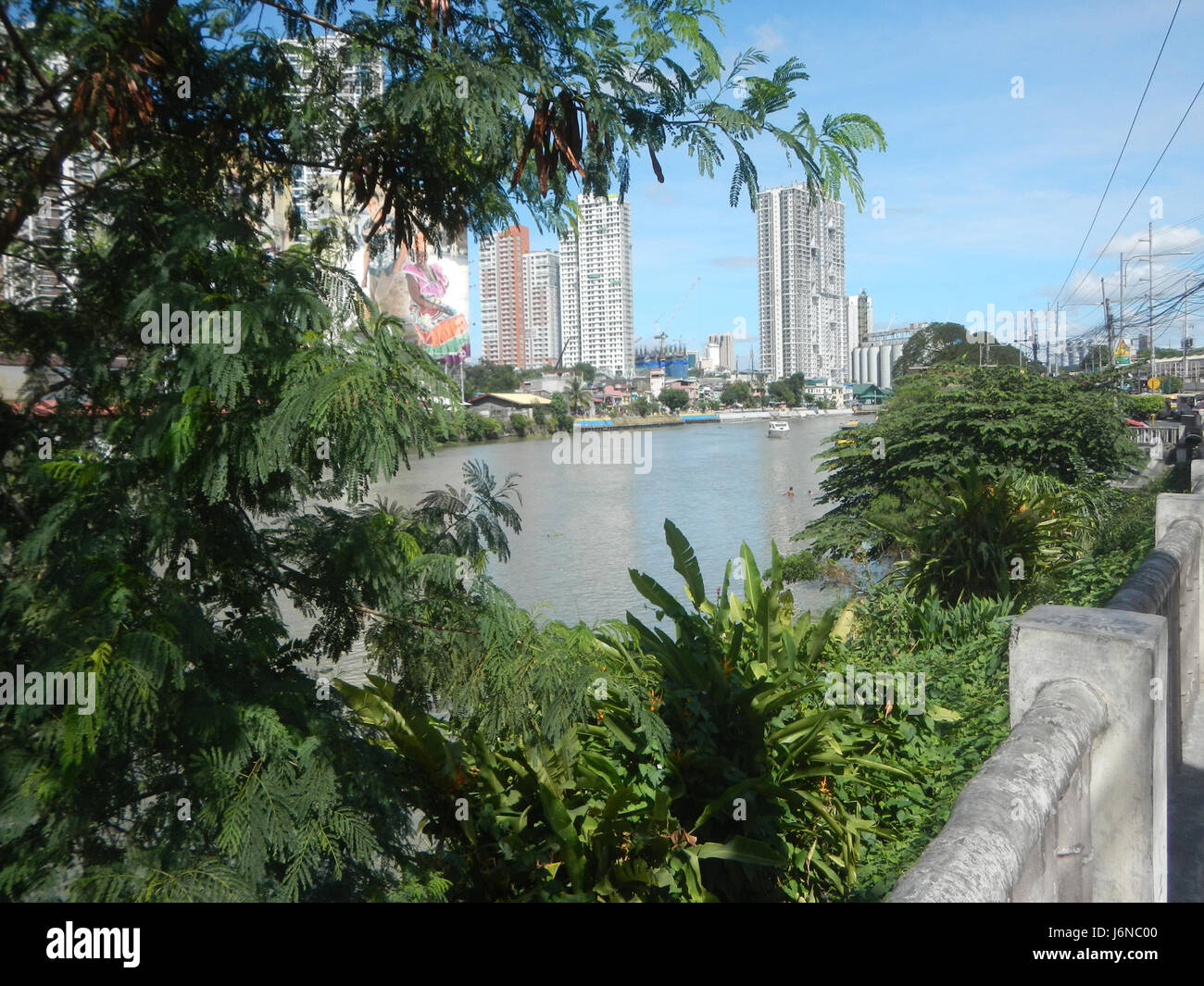 This image marks the intersection of major roads in Metro Manila ...