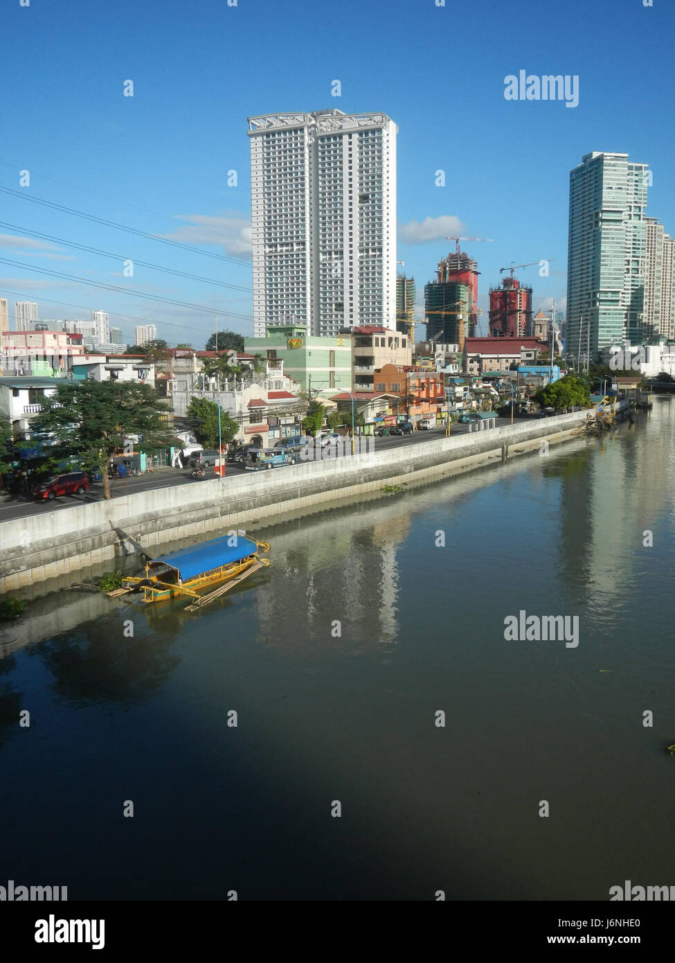 This image highlights a bridge between Makati City and Mandaluyong City ...