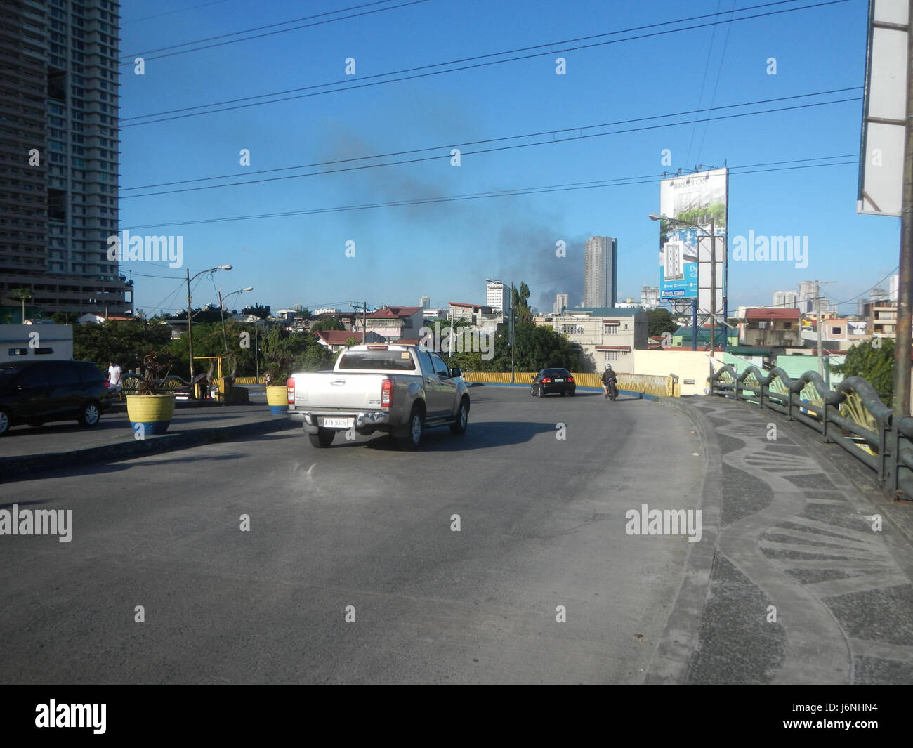 This view captures the Makati City and Mandaluyong City bridge over the ...