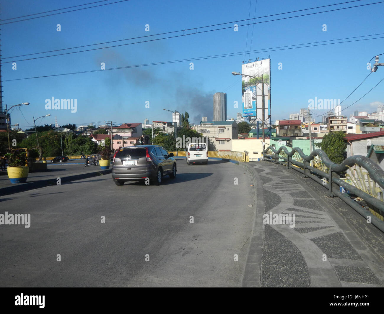 The Makati-Mandaluyong City bridge over the Pasig River connects major ...
