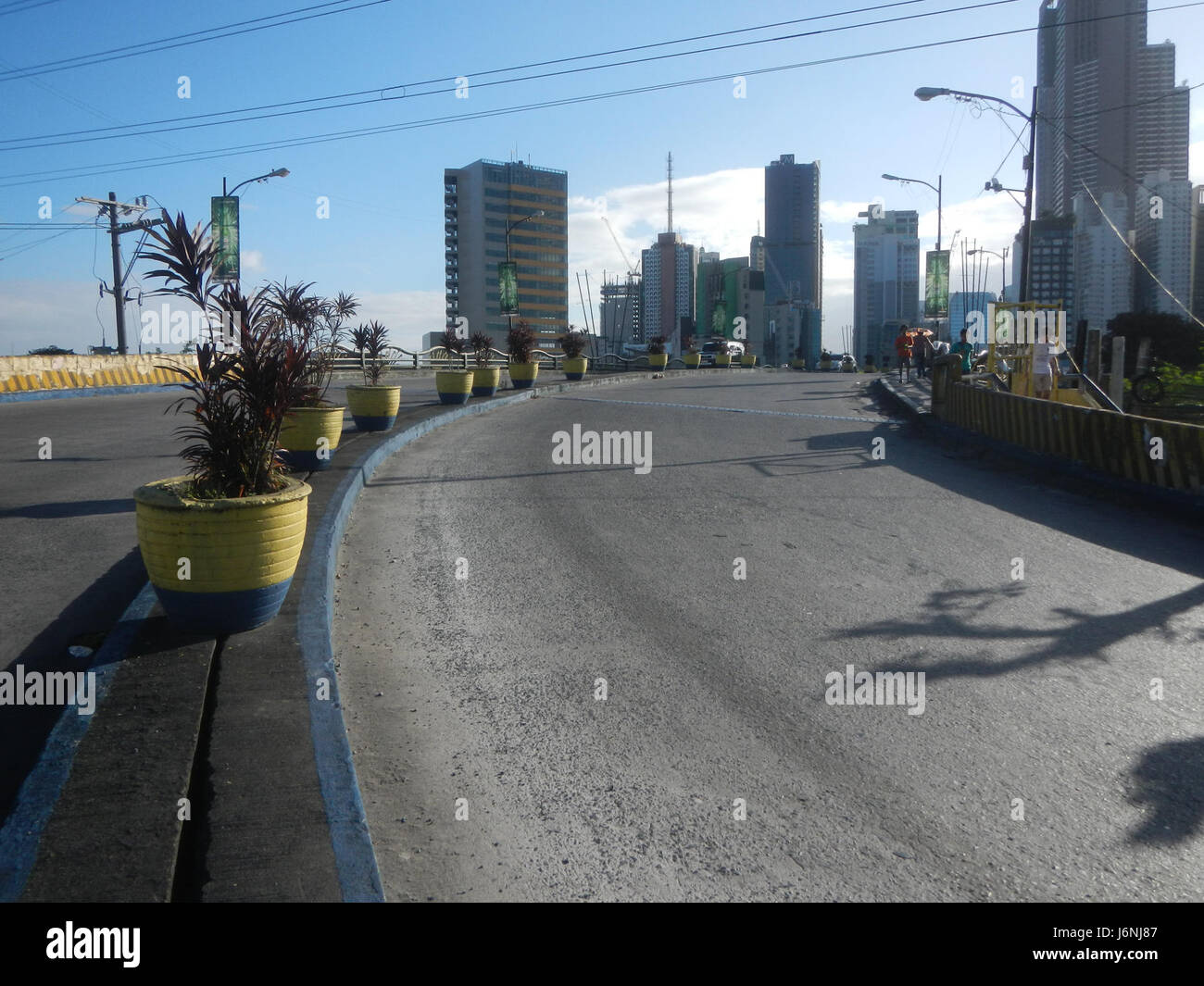 A view of the Makati-Mandaluyong City Bridge, Hulo Mini Park, and the ...