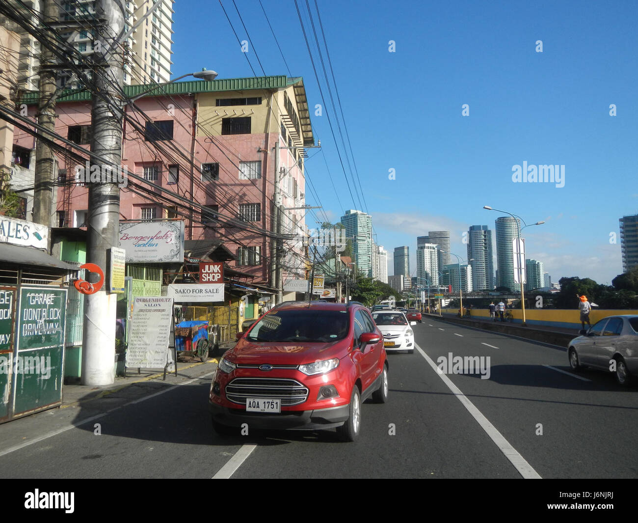 The bridge connecting Makati and Mandaluyong City spans the Pasig River ...