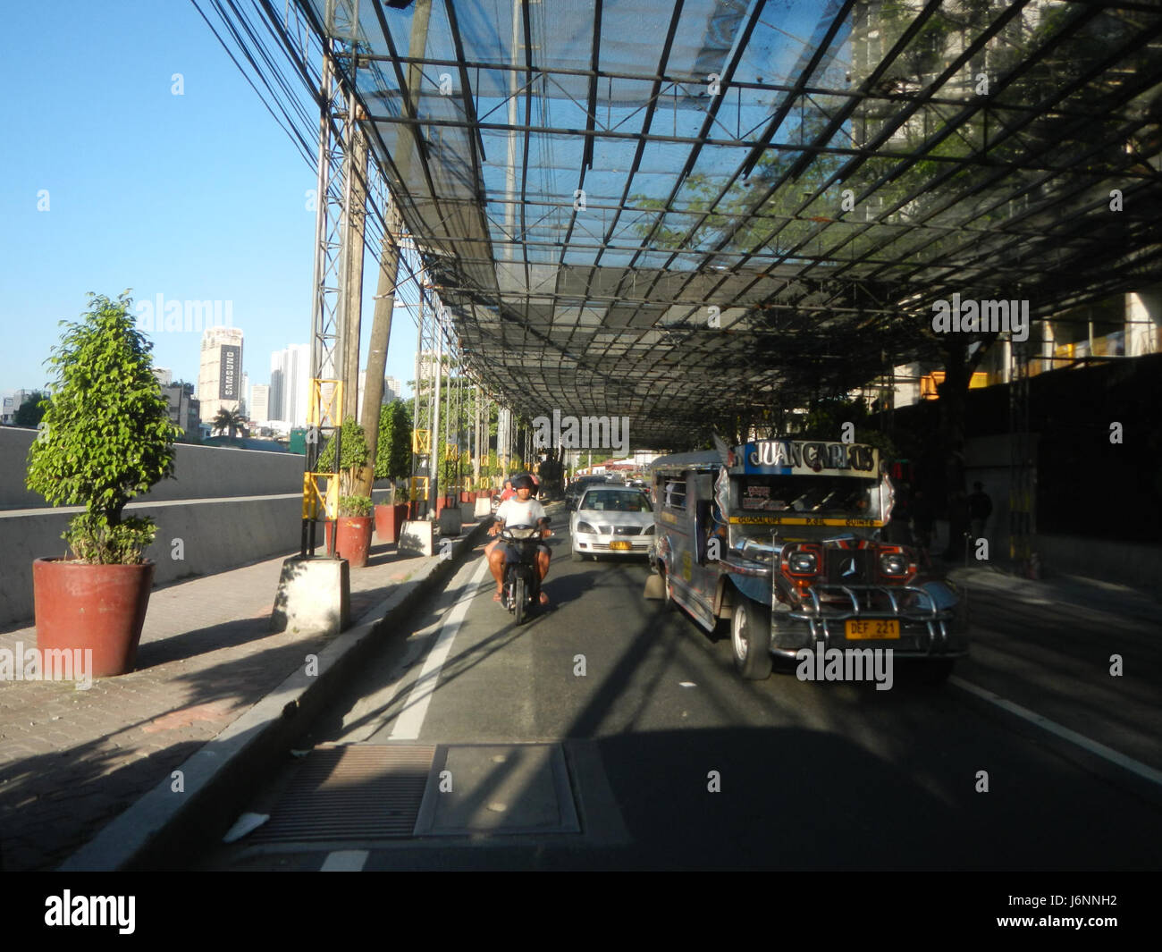 J.P. Rizal Avenue, a major street in Guadalupe Viejo and Guadalupe ...