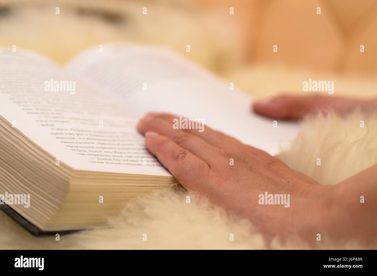 Hands book library hi-res stock photography and images - Alamy