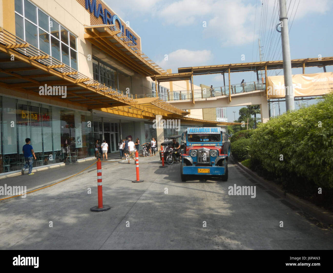09821 Angeles Exit Trumpet Interchange Toyota Footbridge Marquee Mall ...