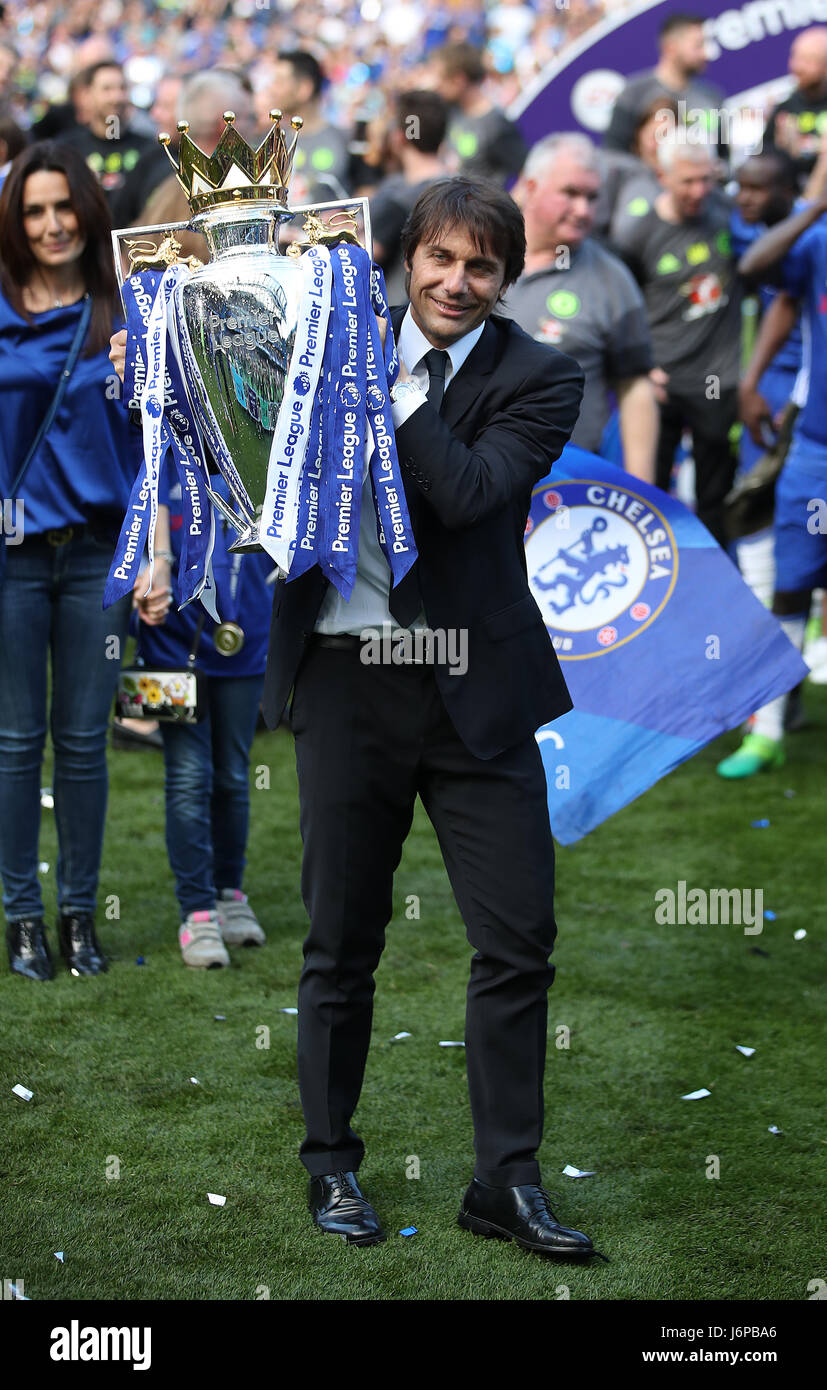 Antonio conte premier league trophy hi-res stock photography and images ...