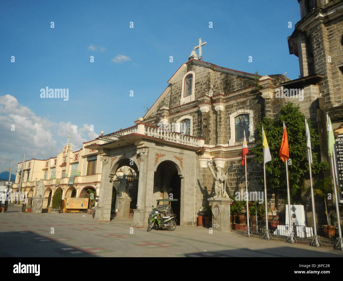 Parish church of saint andrew apostle hi-res stock photography and ...