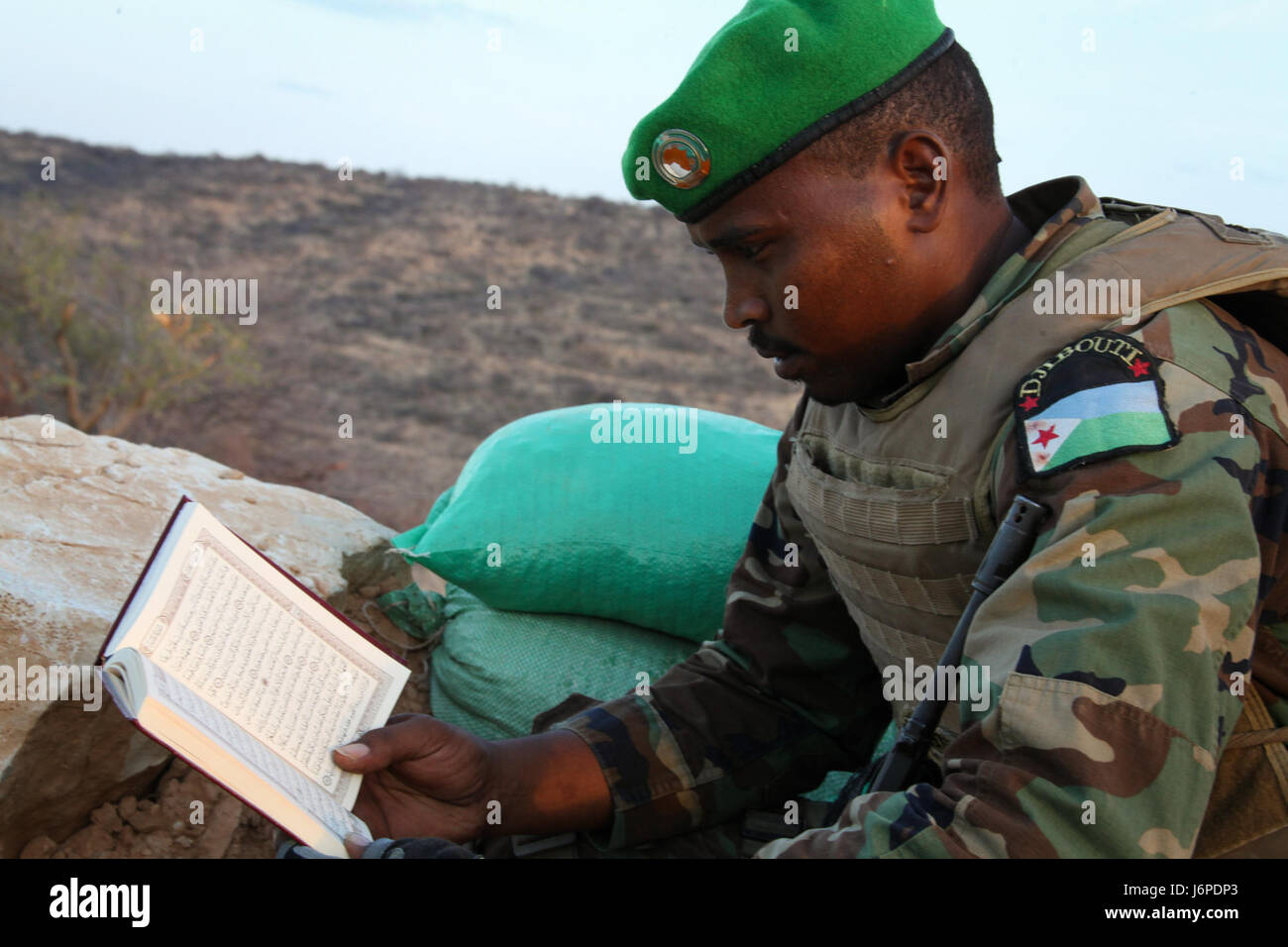 Soldier reading map hi-res stock photography and images - Alamy