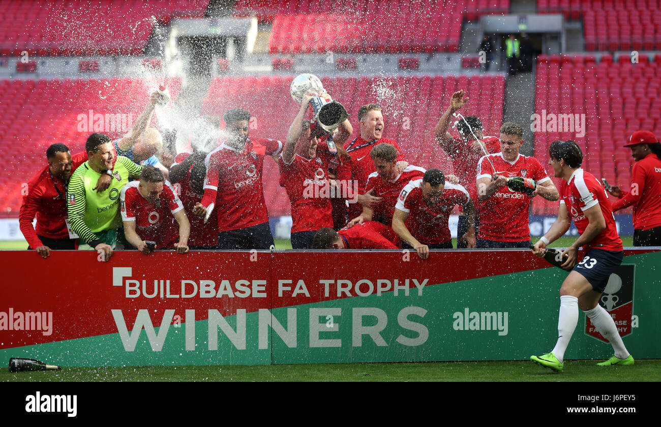 Fa trophy final hi-res stock photography and images - Alamy