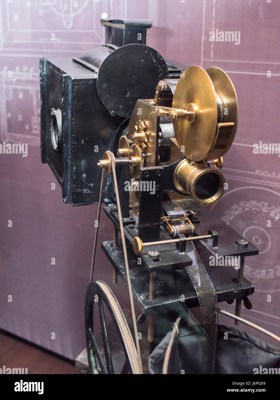 Old 35mm projector machine hi-res stock photography and images - Alamy