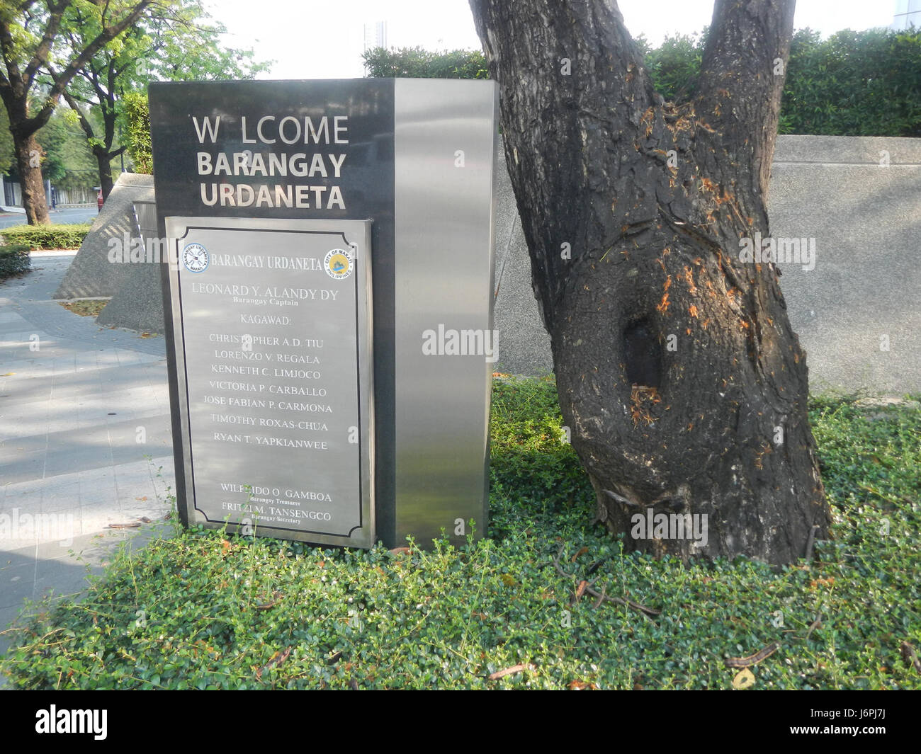 The Urdaneta Zuellig Building, located at One Roxas Triangle, features ...