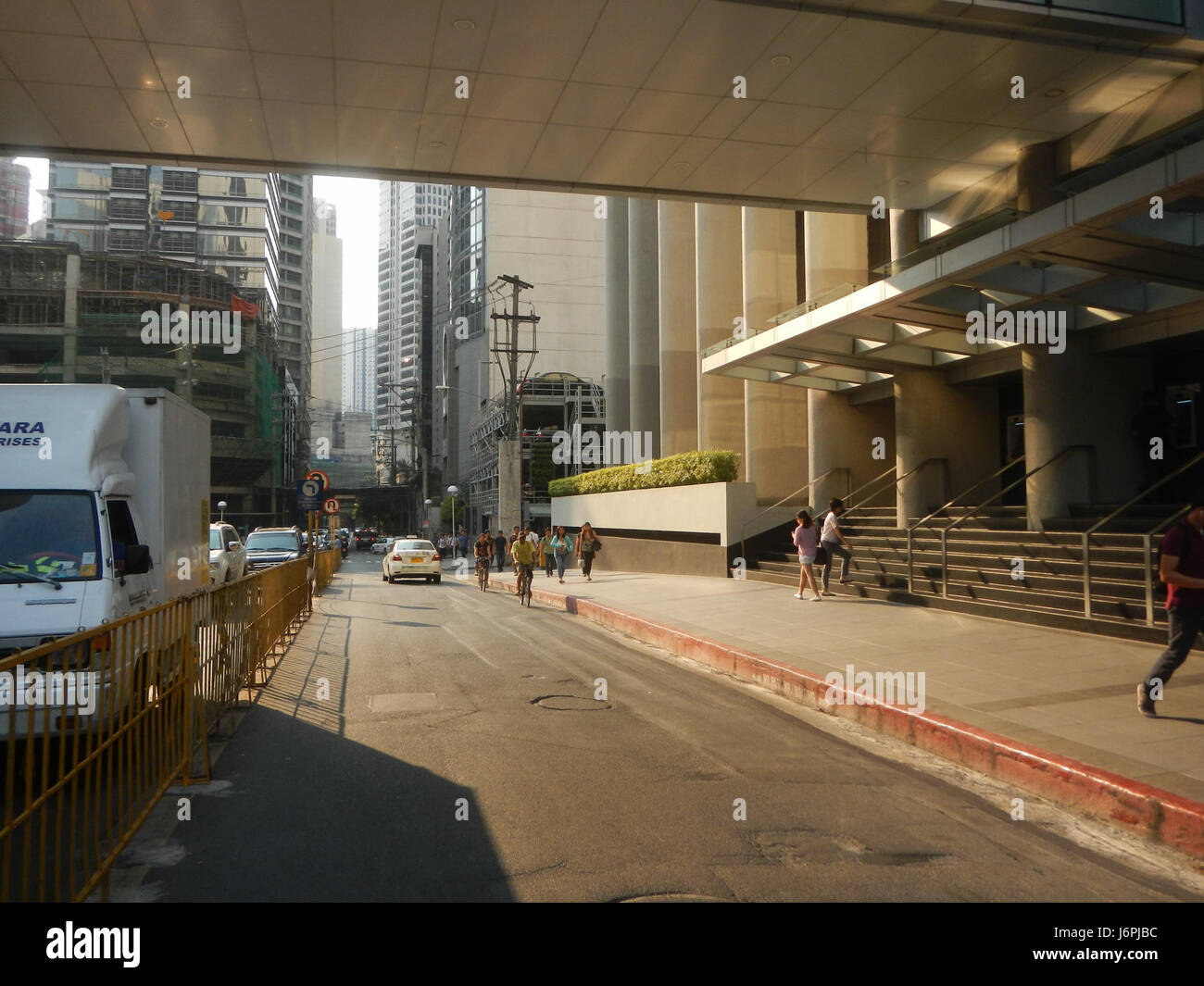 This map or description details prominent locations in Makati, Metro ...