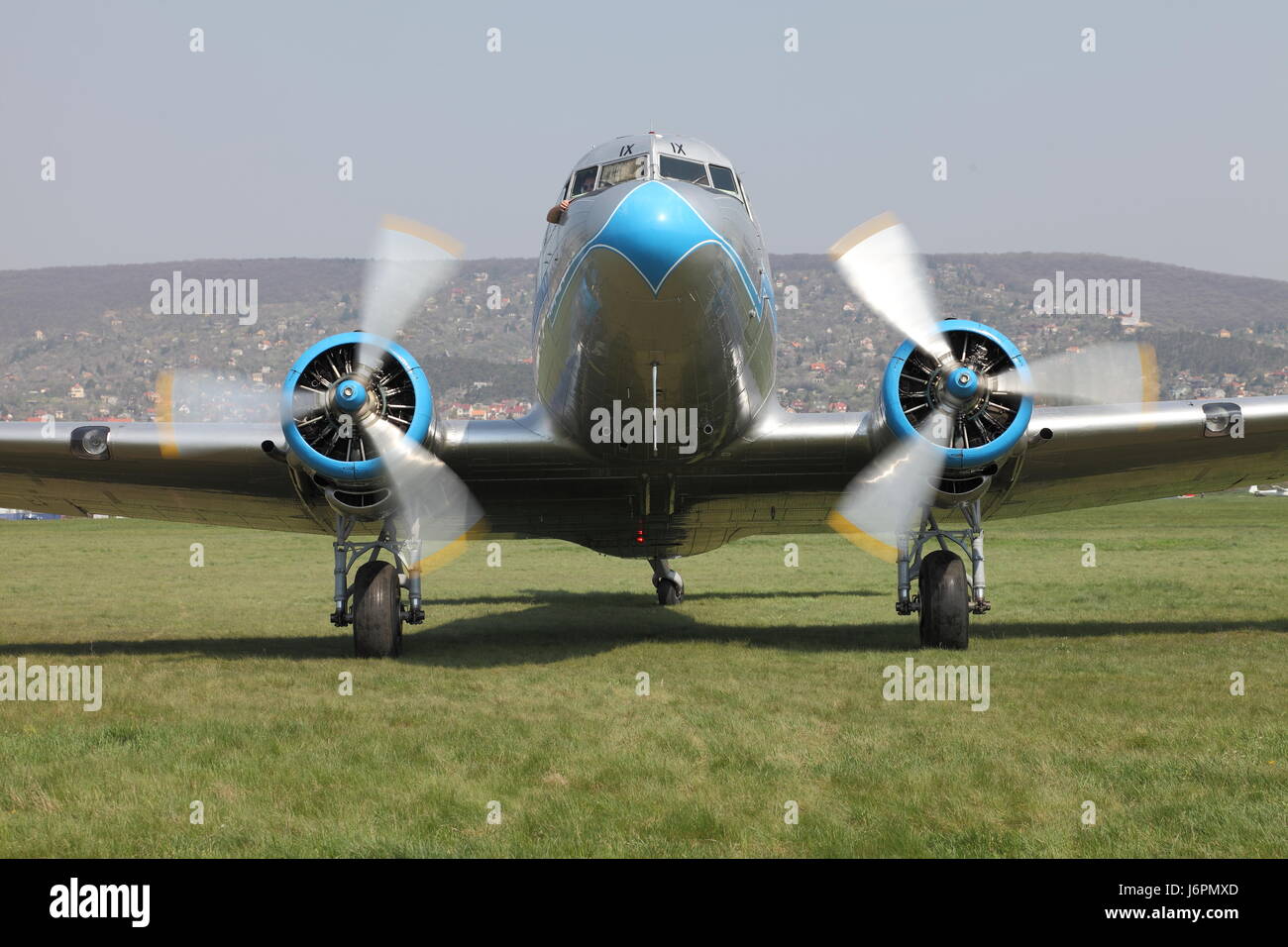 Aircraft starting engines hi-res stock photography and images - Alamy