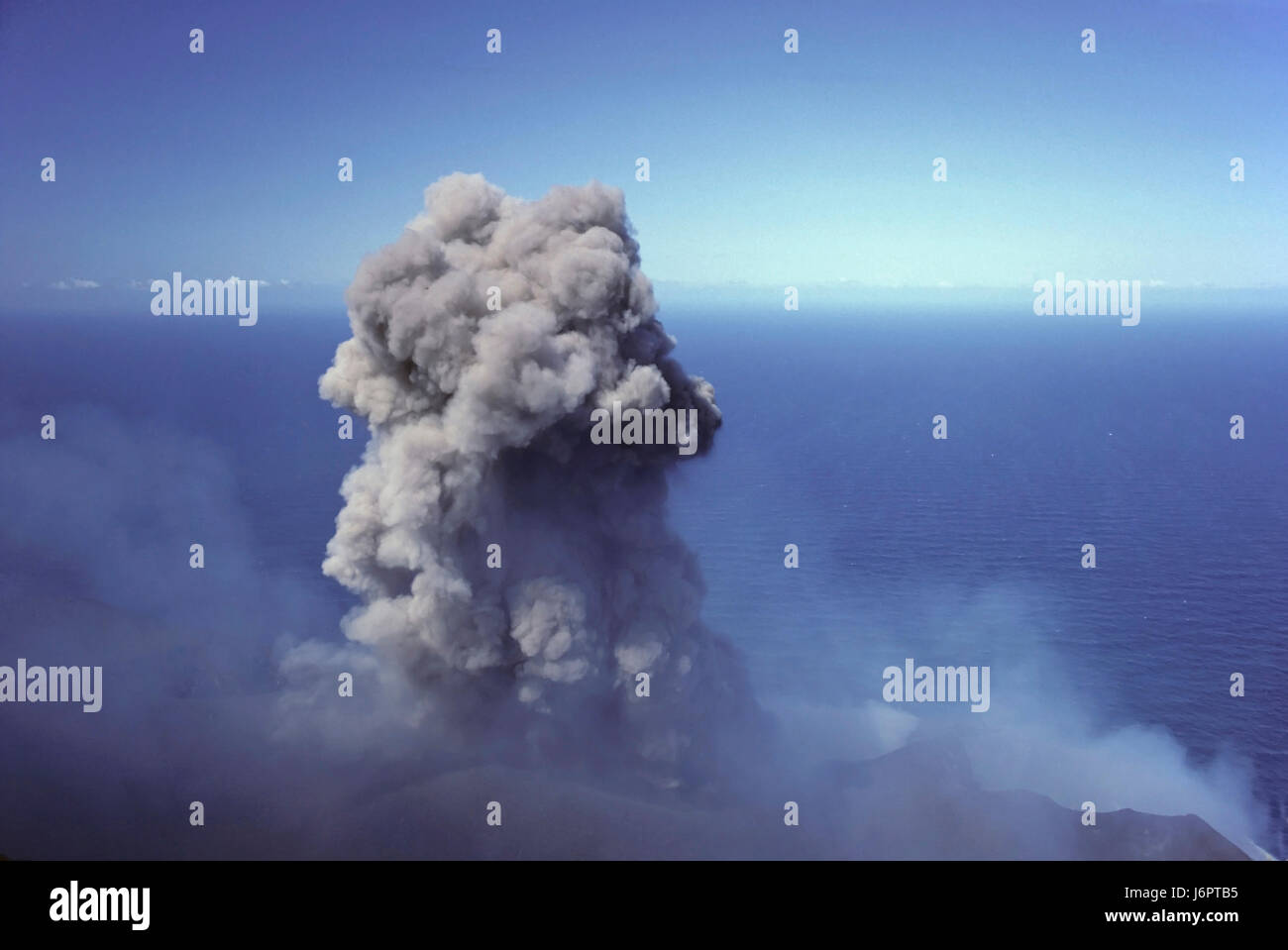 eruption at crater of stromboli Stock Photo - Alamy