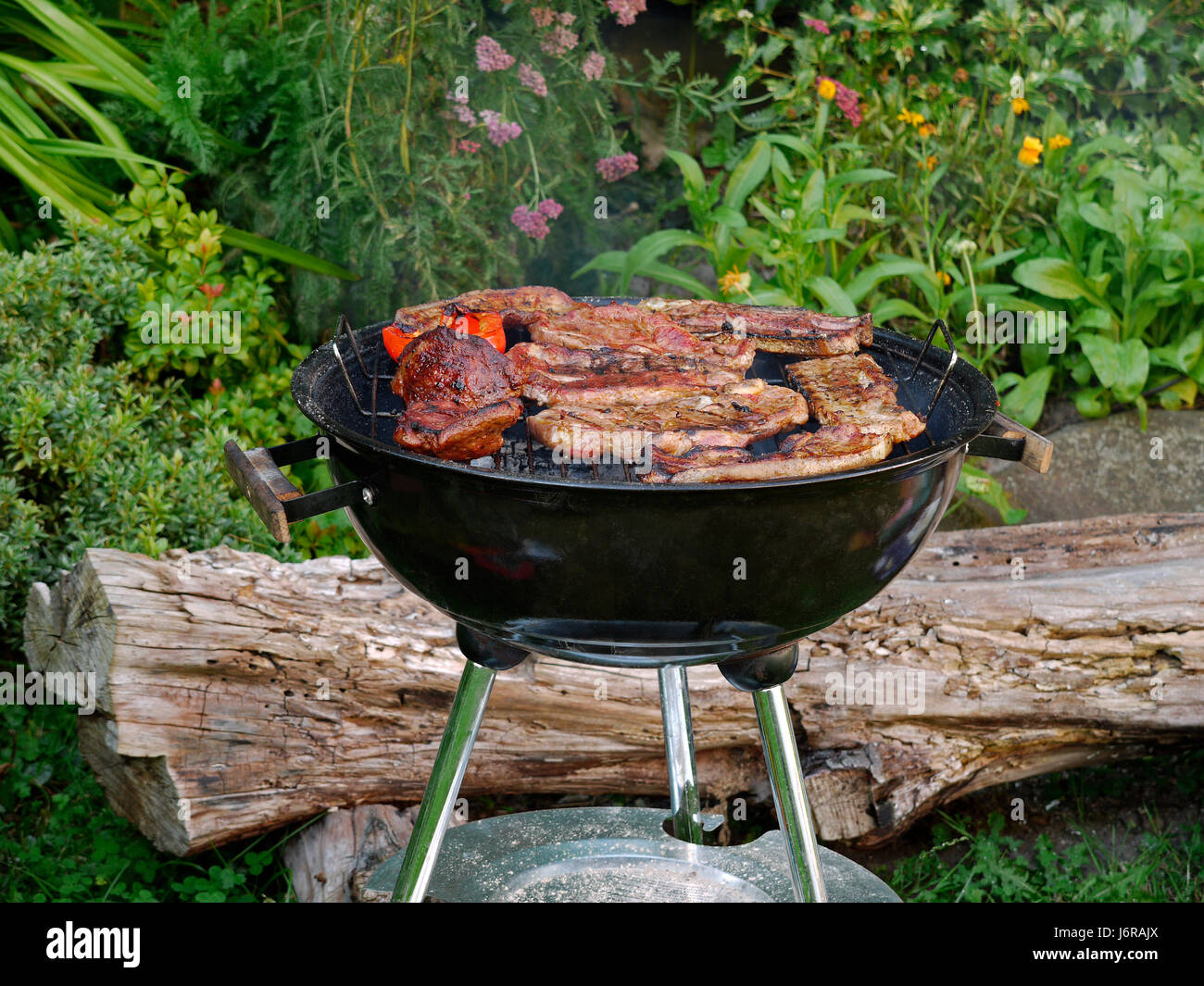 Barbecue holzkohlegrill hi-res stock photography and images - Alamy