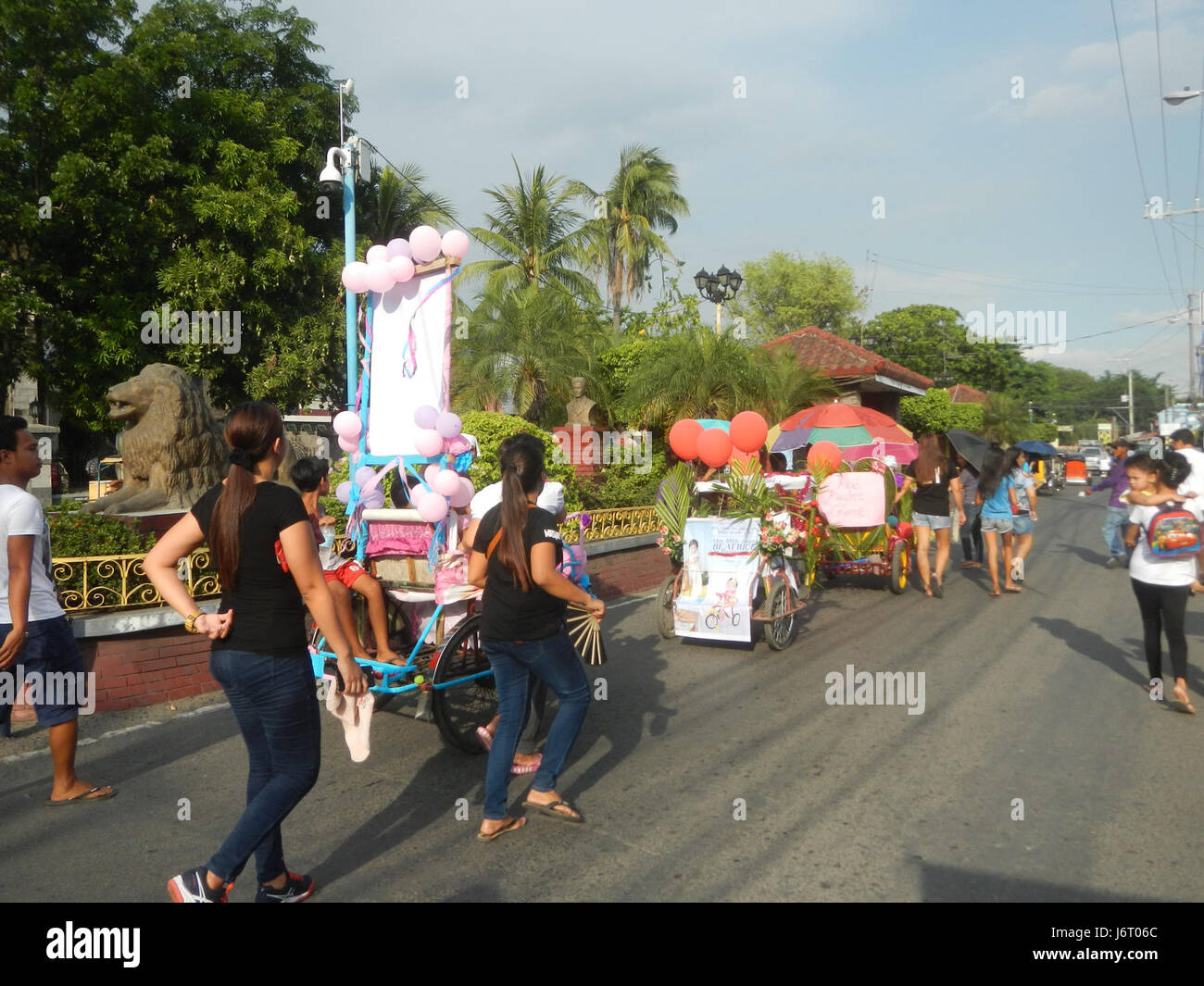 The Holy Cross Fiesta Patronales procession in Sitio Malusak, Santa Ana ...