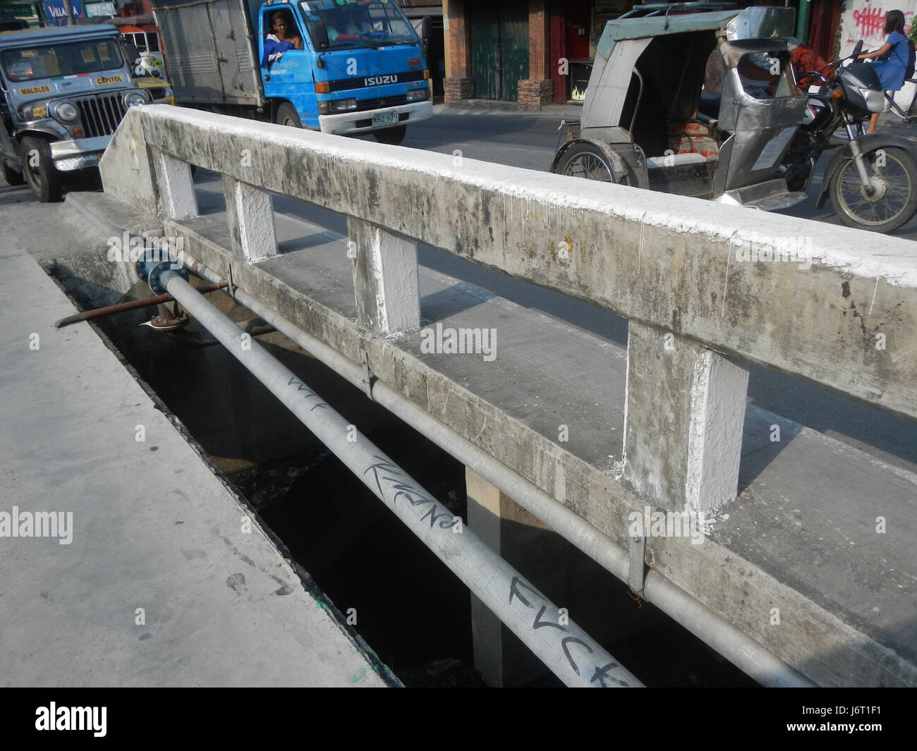 This image shows the Catmon Bridge located in Paseo del Congreso ...