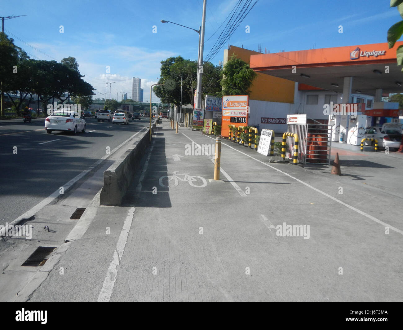 09595 Bike lanes Santolan LRT Station Marcos Highway 03 Stock Photo - Alamy