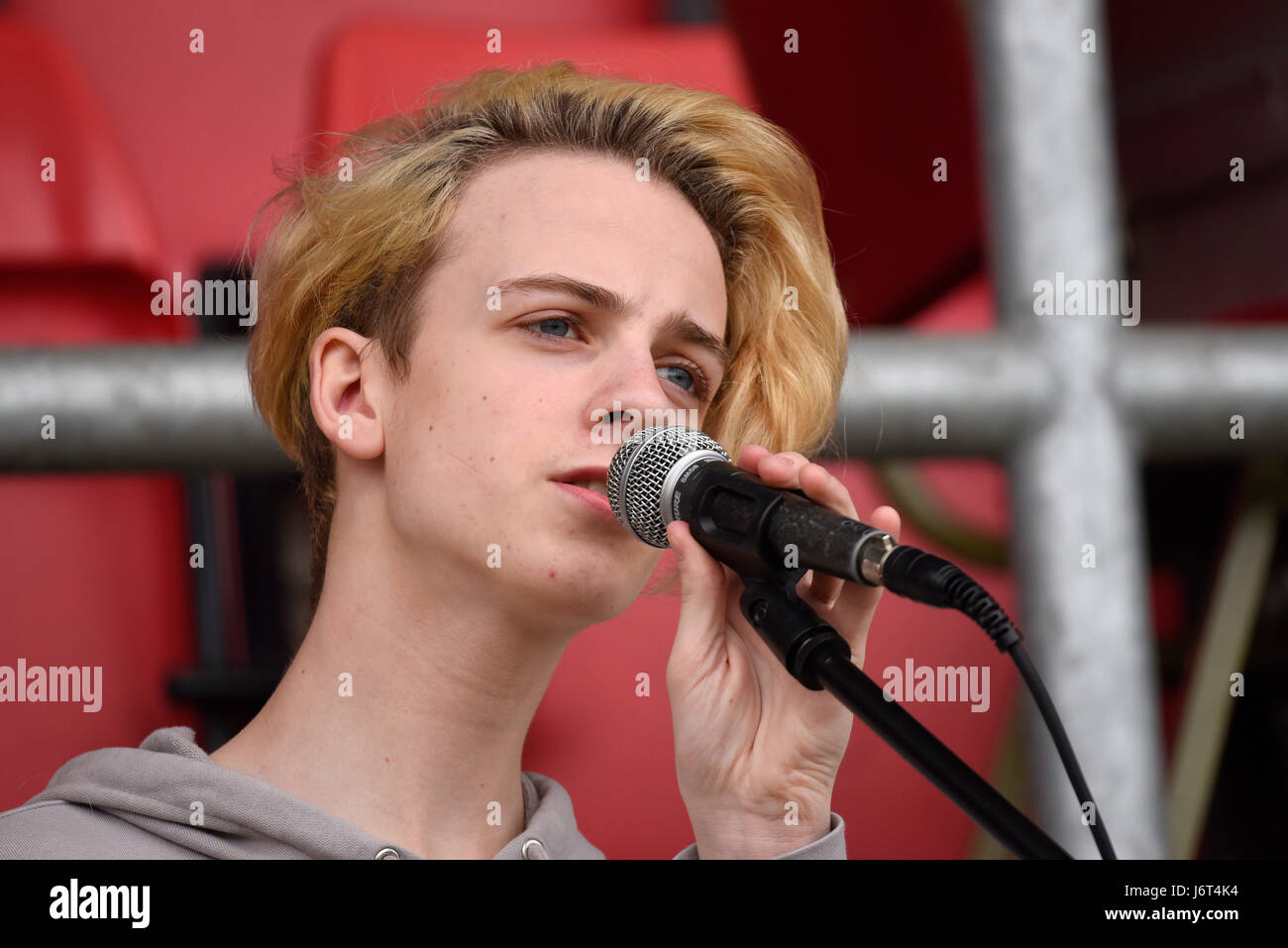 Cal Turner singing at a charity event Stock Photo - Alamy