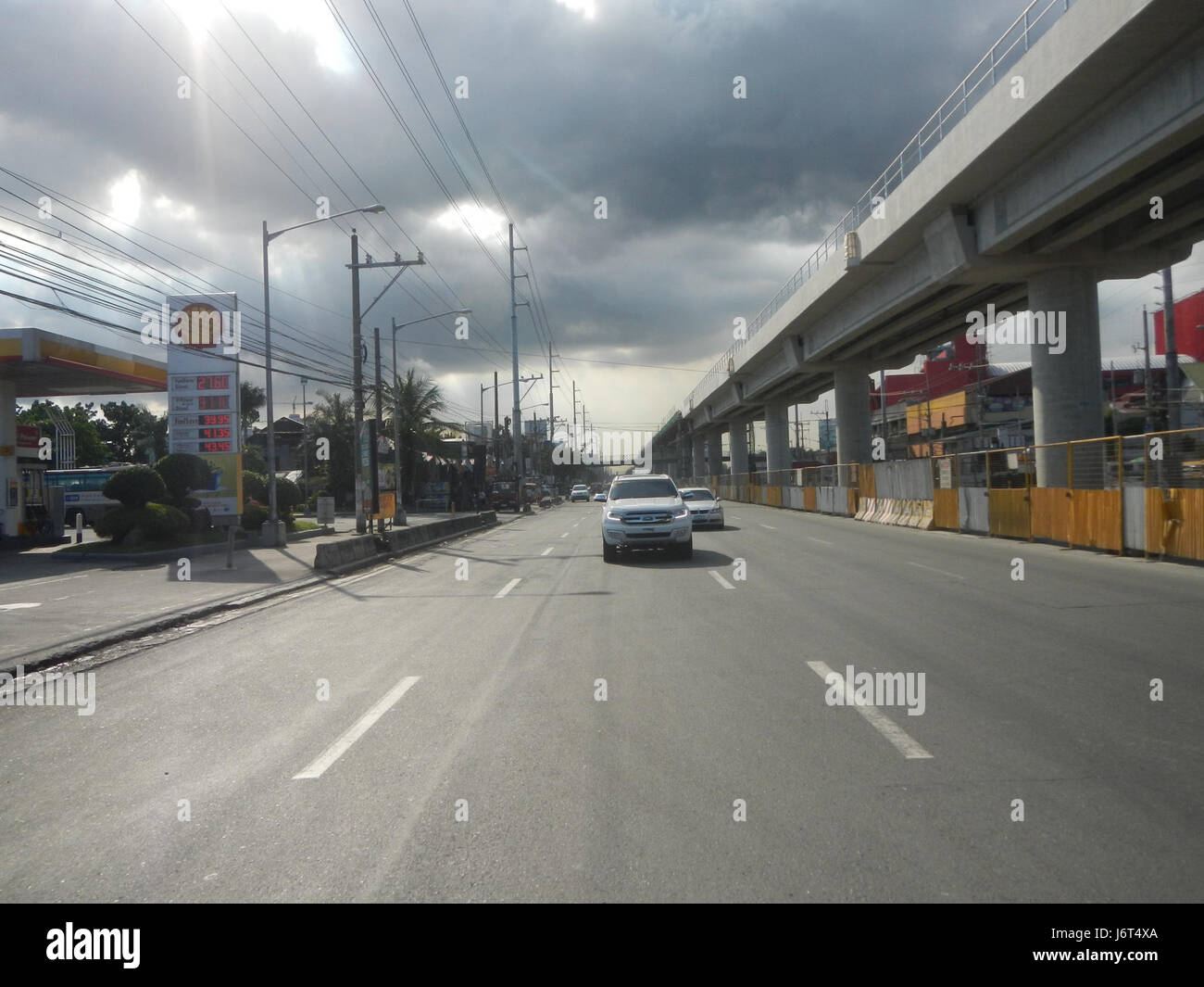 08918 Landscape of Manila MRT Line 5 Santolan LRT Station - Emerald LRT ...