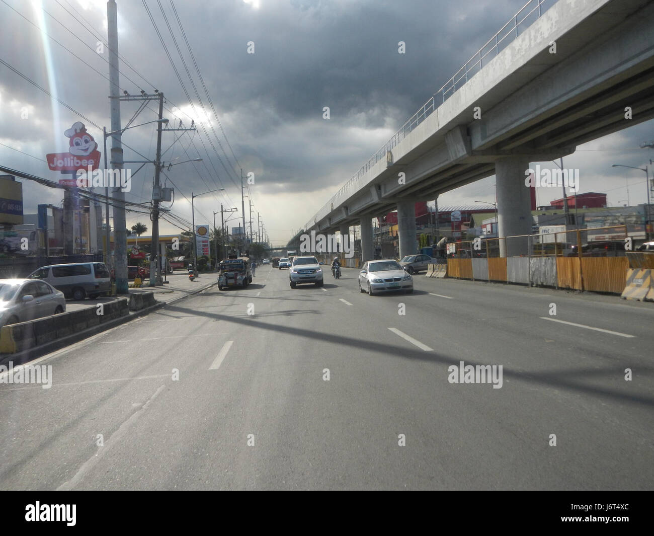 08918 Landscape of Manila MRT Line 7 Santolan LRT Station - Emerald LRT ...