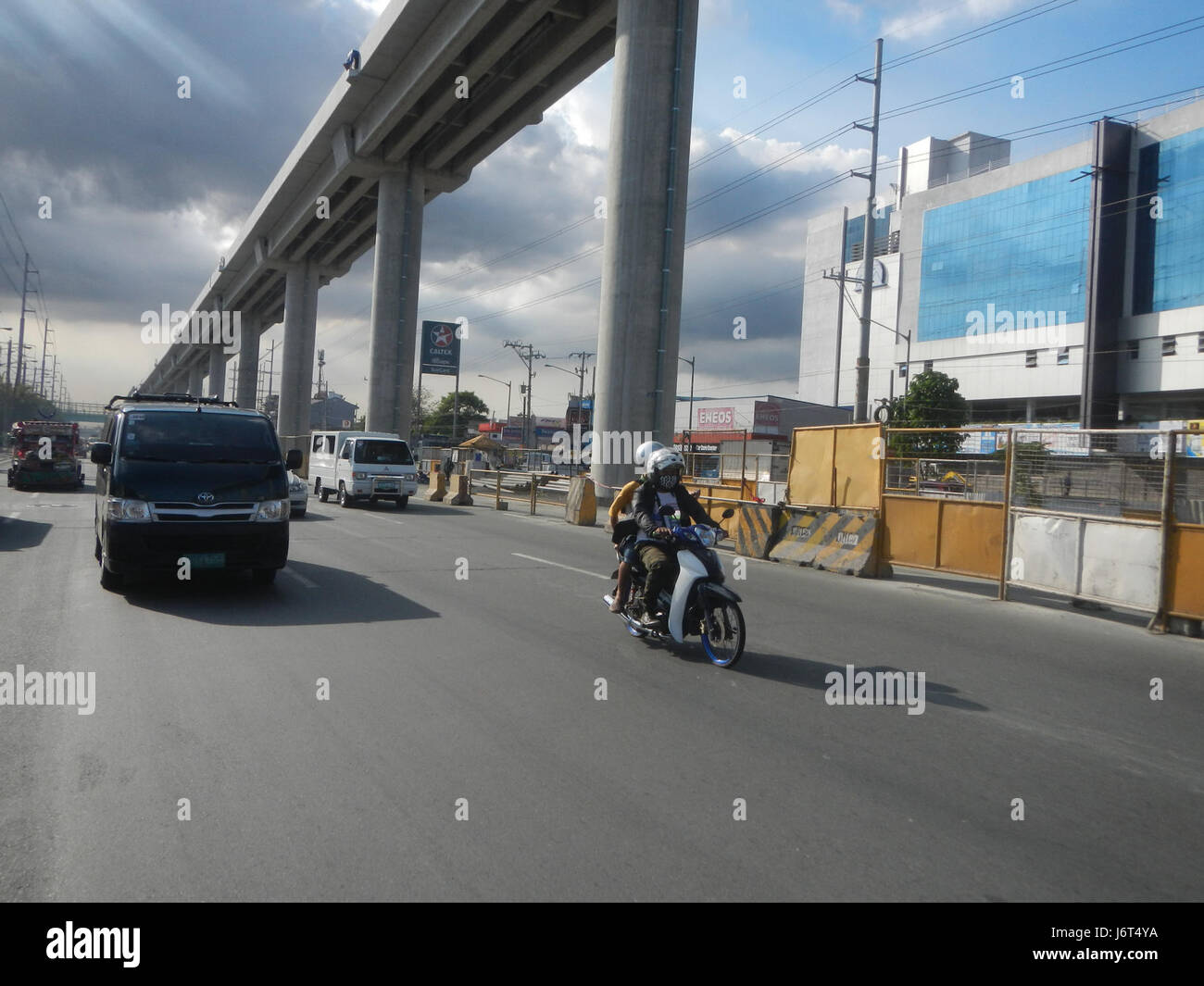 08945 Landscape of Manila MRT Line 6 Santolan LRT Station - Emerald LRT ...