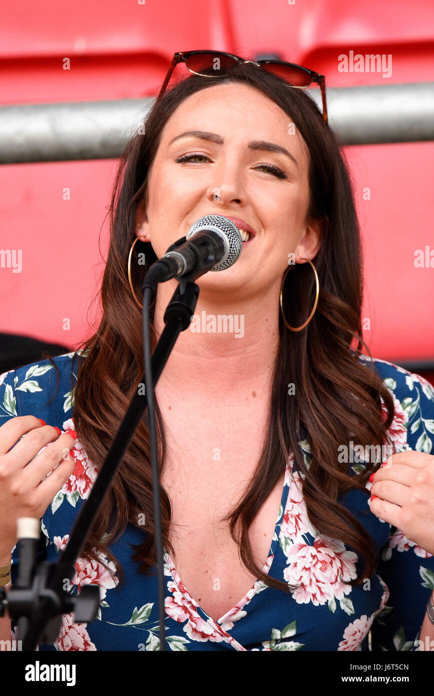 Singing girl with mic hi-res stock photography and images - Alamy