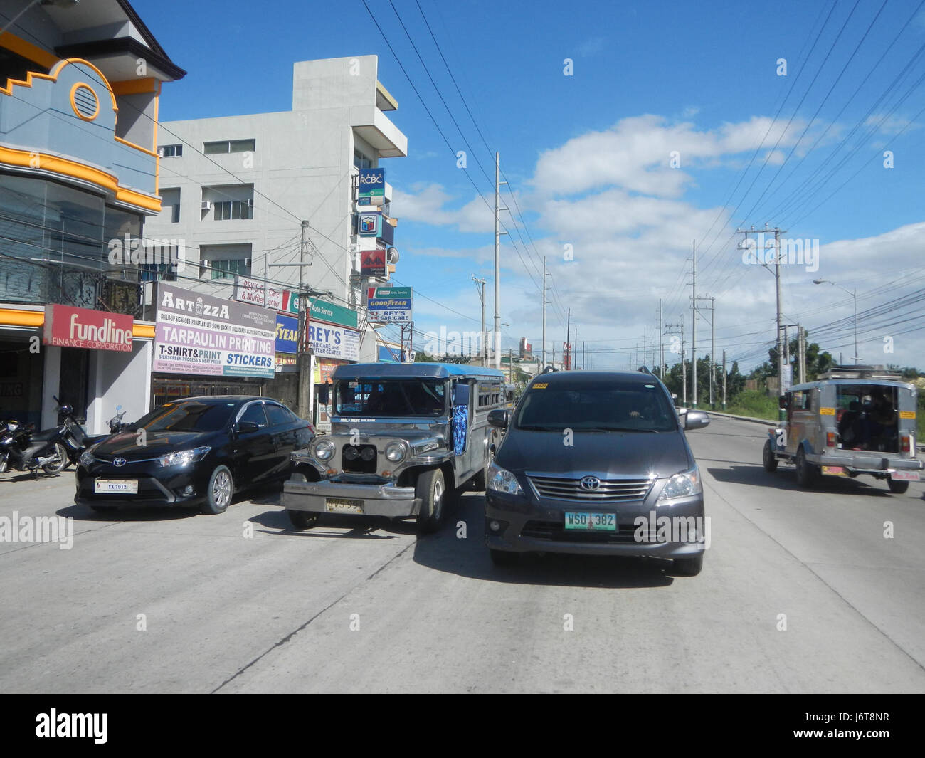 The 0565 MacArthur Highway is a major road connecting the towns of ...