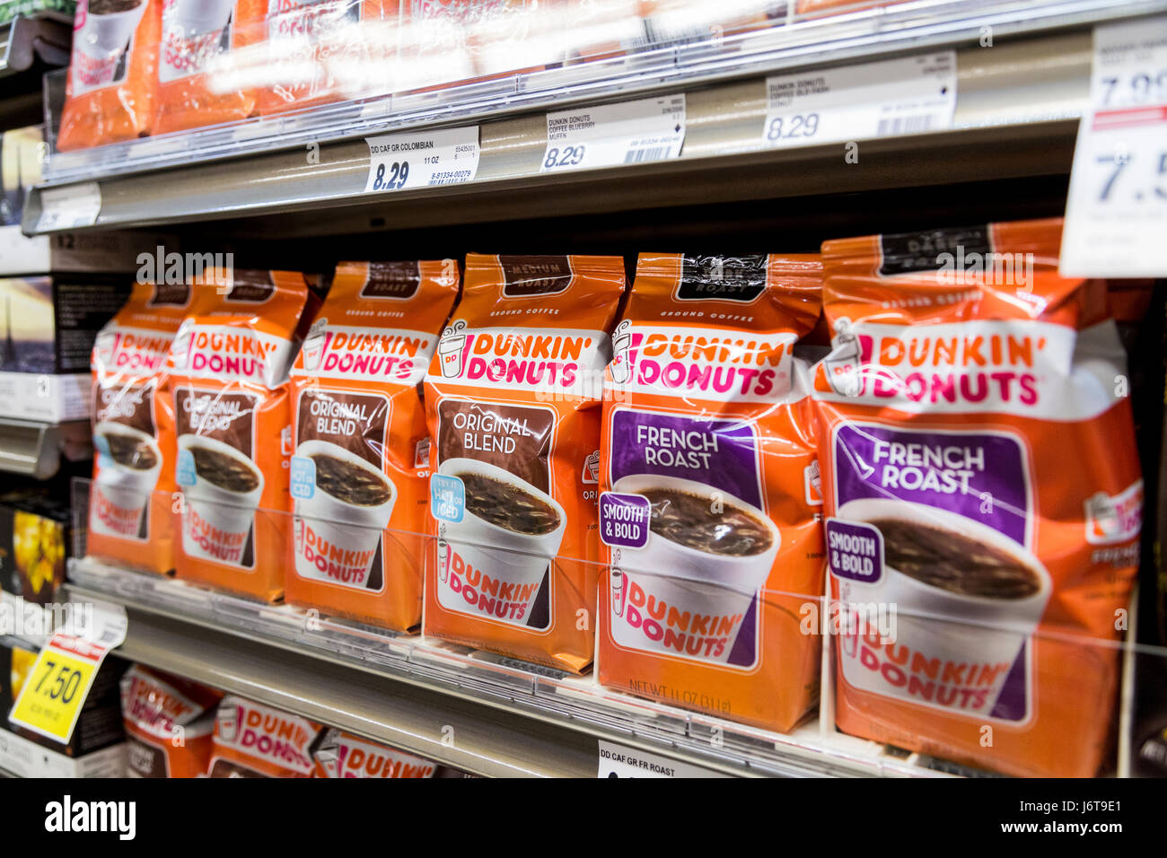 Dunkin donuts store hi-res stock photography and images - Alamy