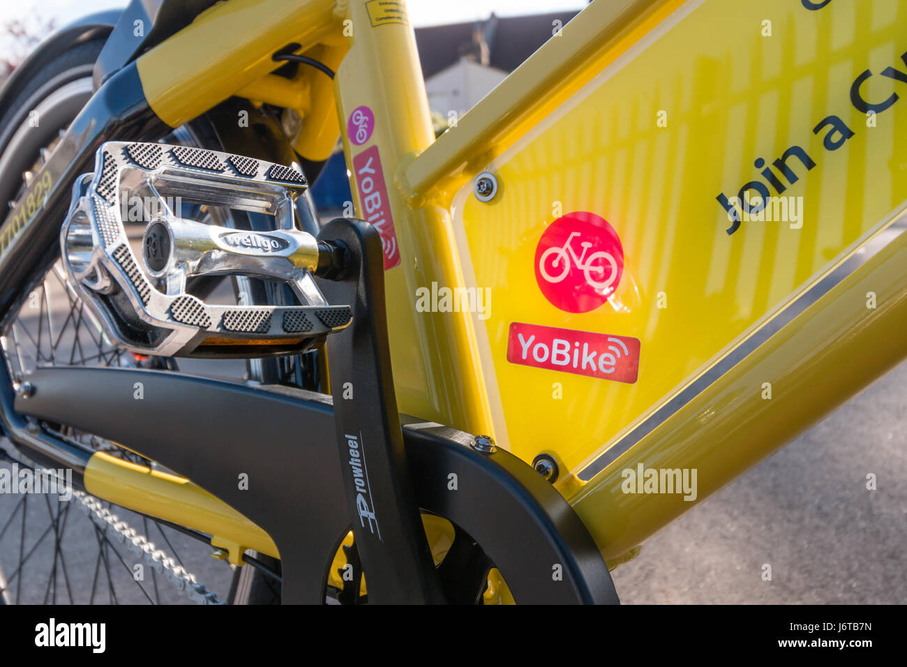 A 'YoBike': a GPS tracked bright yellow bicycle available to hire for £ ...
