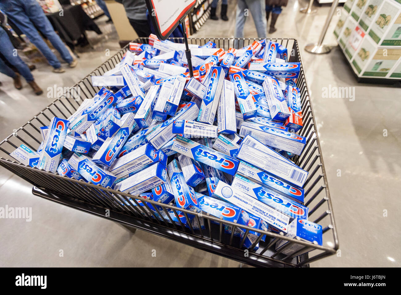 Grocery store display hi-res stock photography and images - Alamy