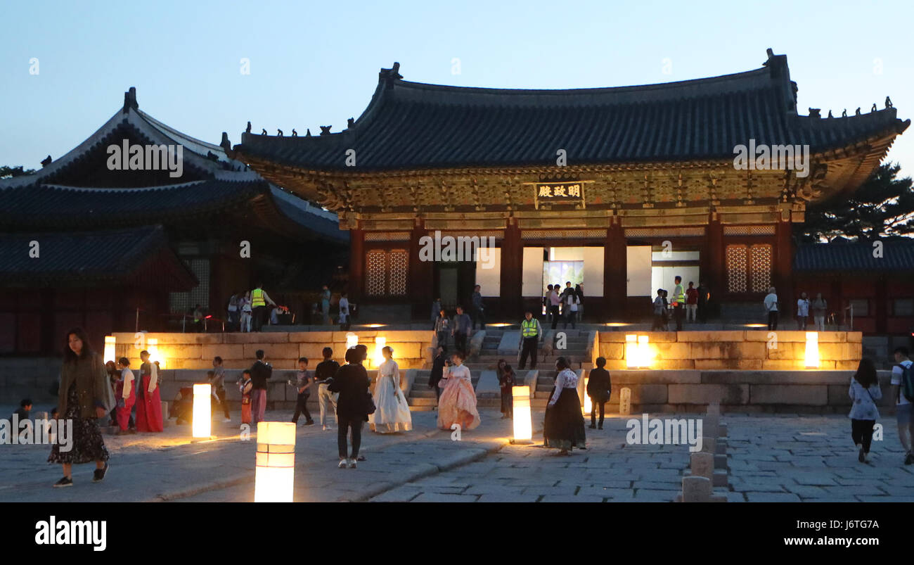 Royal palace night view People enjoy the night view of the Gyeongbok ...